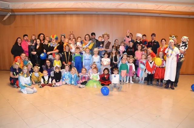 Bunte Masken und fröhliches Lachen beim Kinder-Maskenball in St ...
