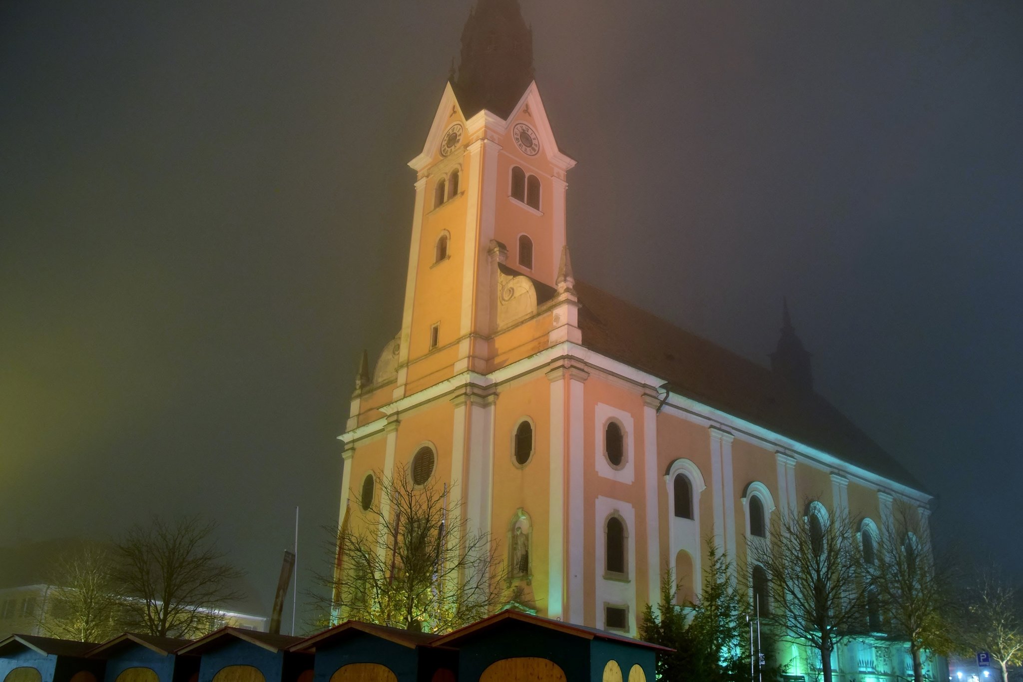 Stadtpfarrkirche Gleisdorf bei Nacht und leichtem Nebel