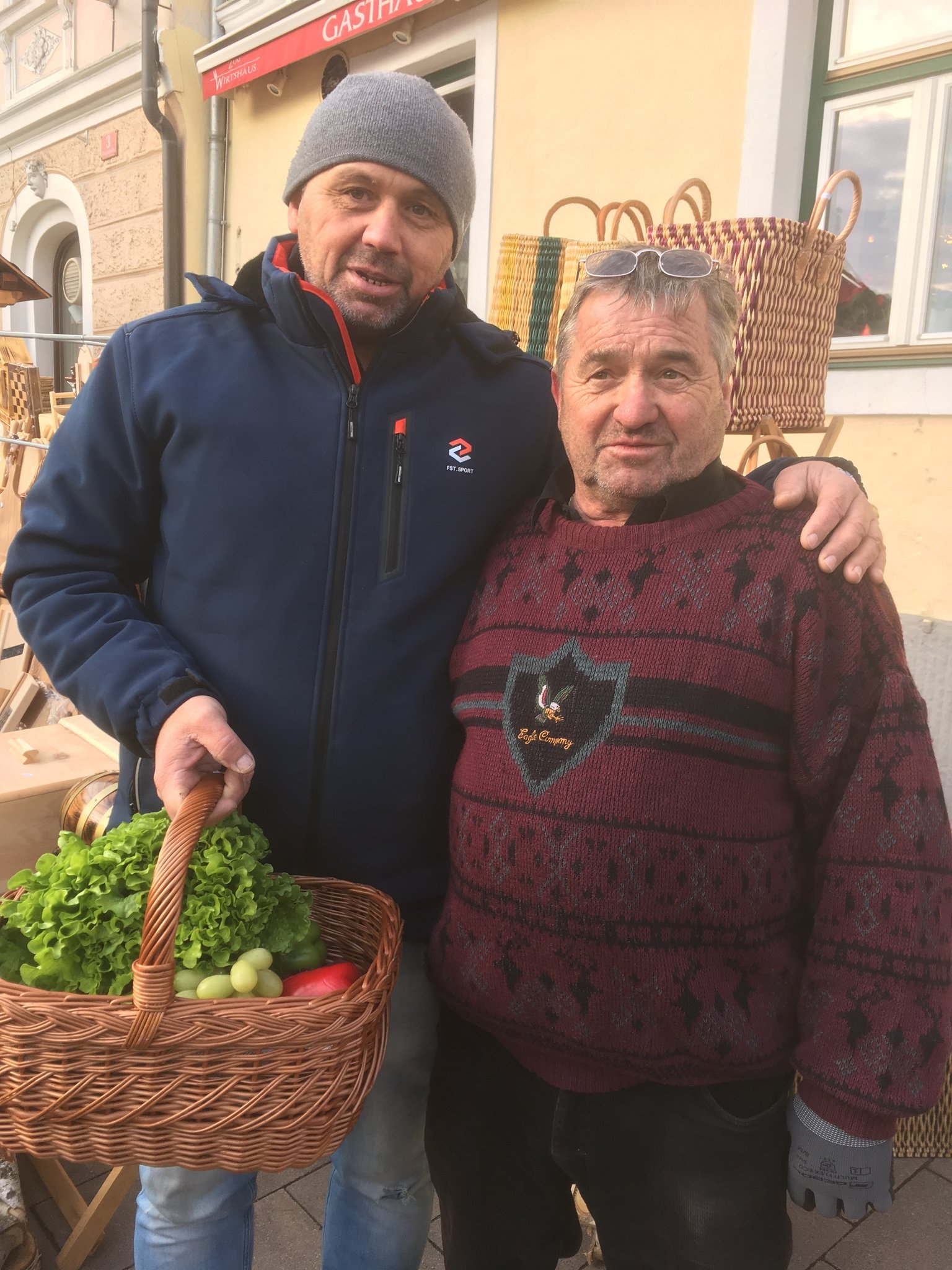 Wochenmarktchef Anton Dabernig gratuliert LUCA PAVIC zum 50.Geburtstag