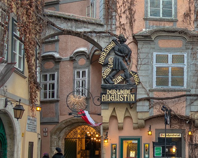 Der liebe Augustin vor dem Griechenbeisl in Wien