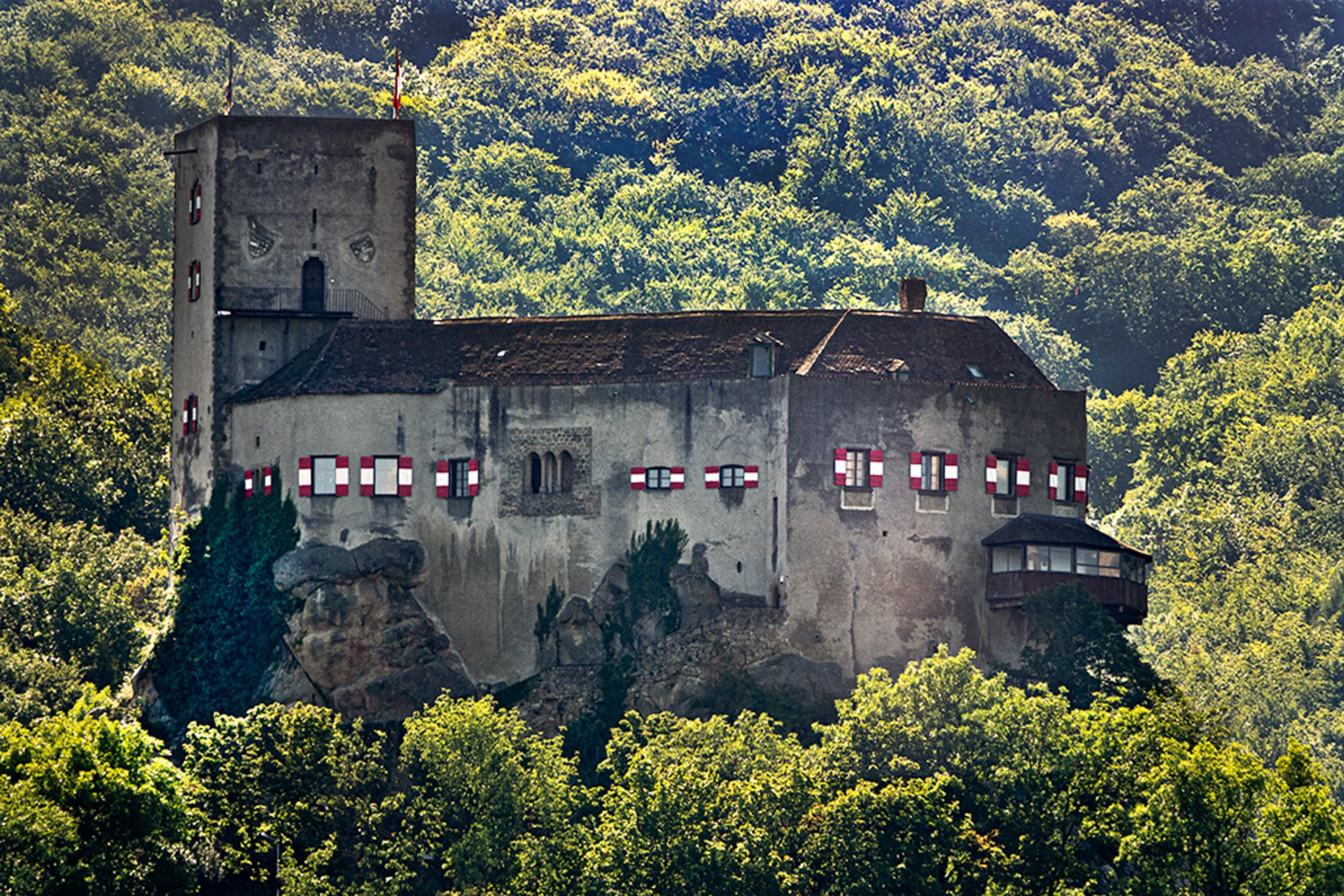 Burg Greifenstein an der Donau, Blick von der Staumauer des Kraftwerks