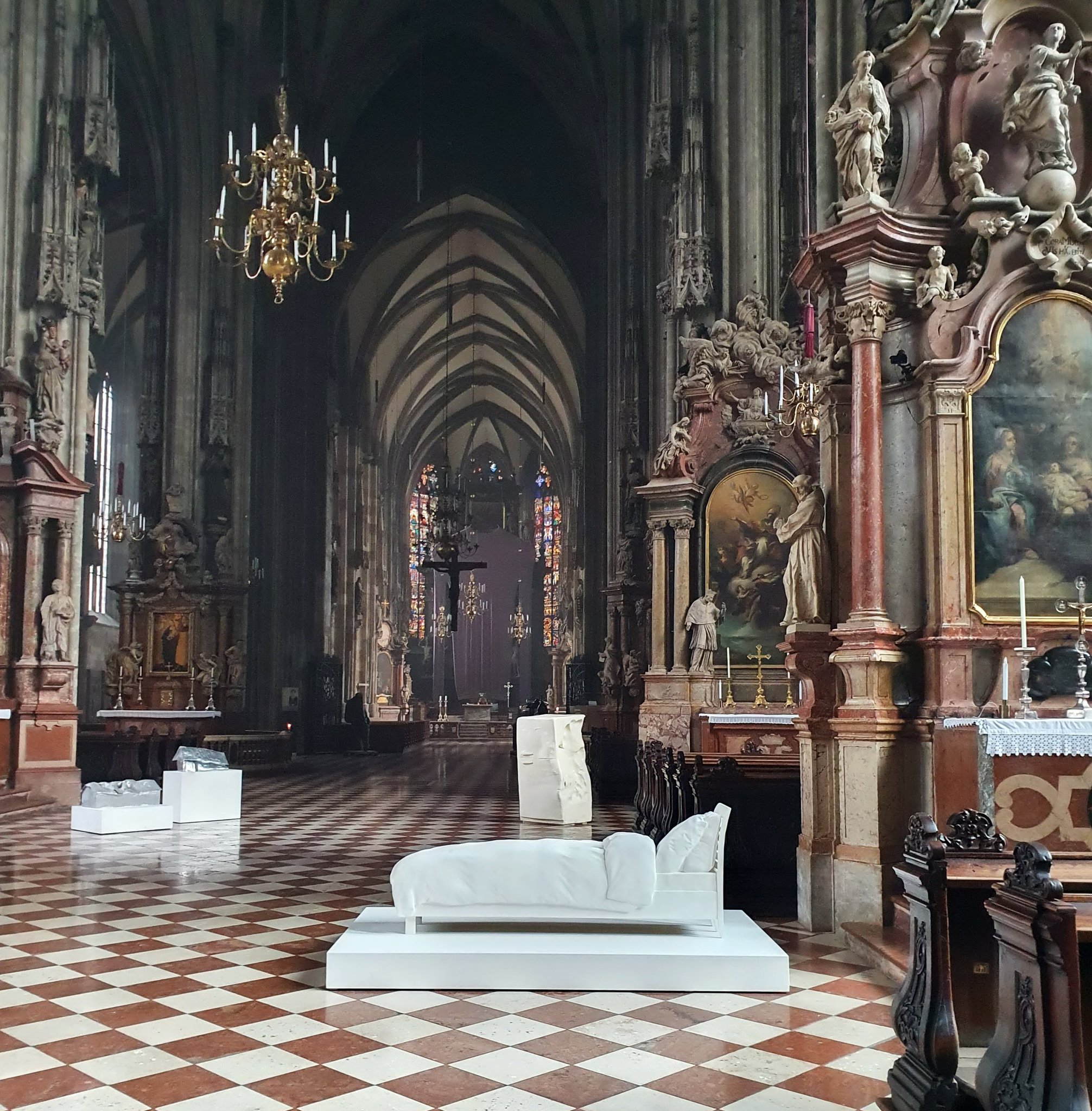 Heuer hat der Künstler Erwin Wurm als Fastentuch einen riesigen lila ...