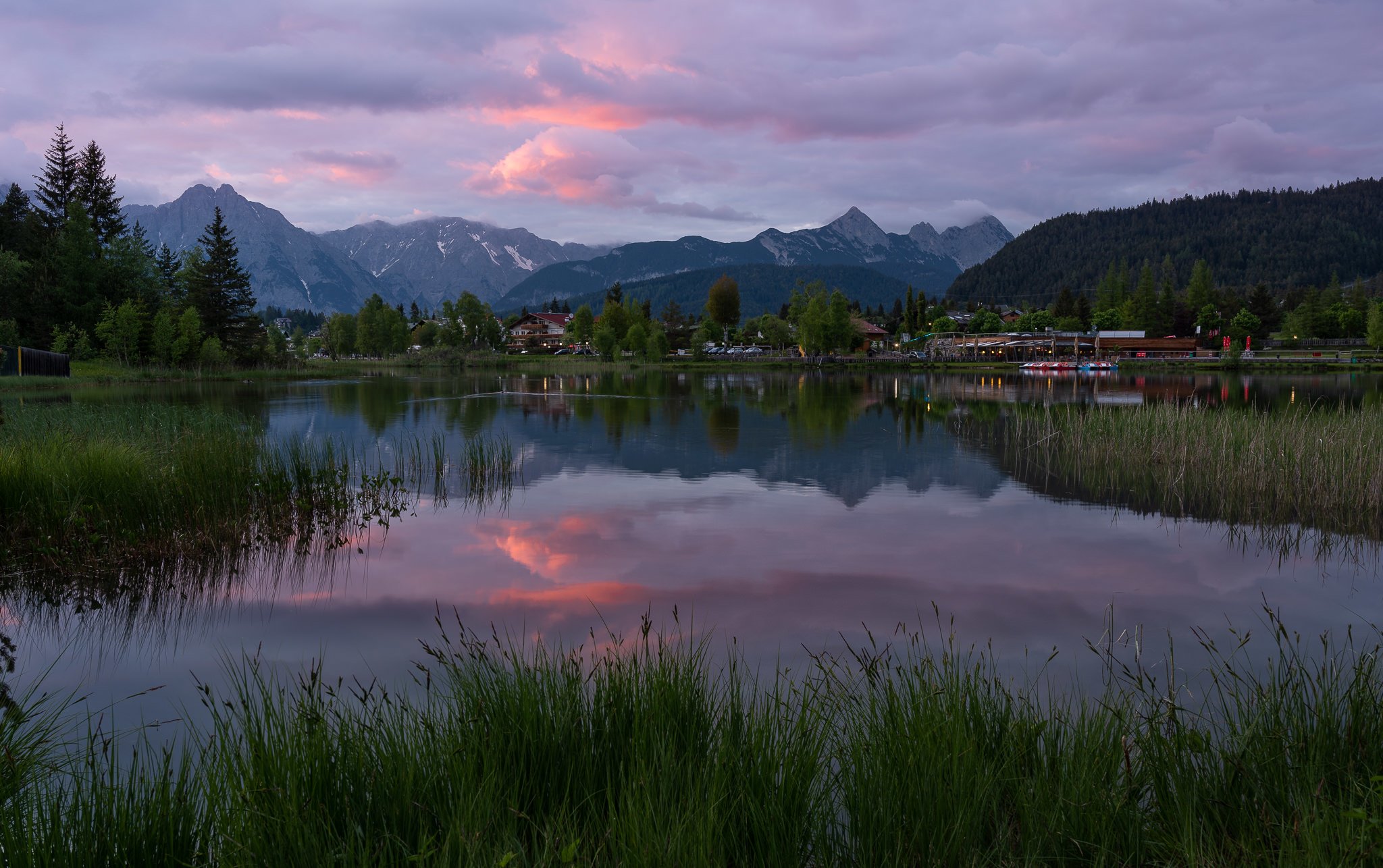 Sonnenuntergang am Wildsee bei Seefeld.