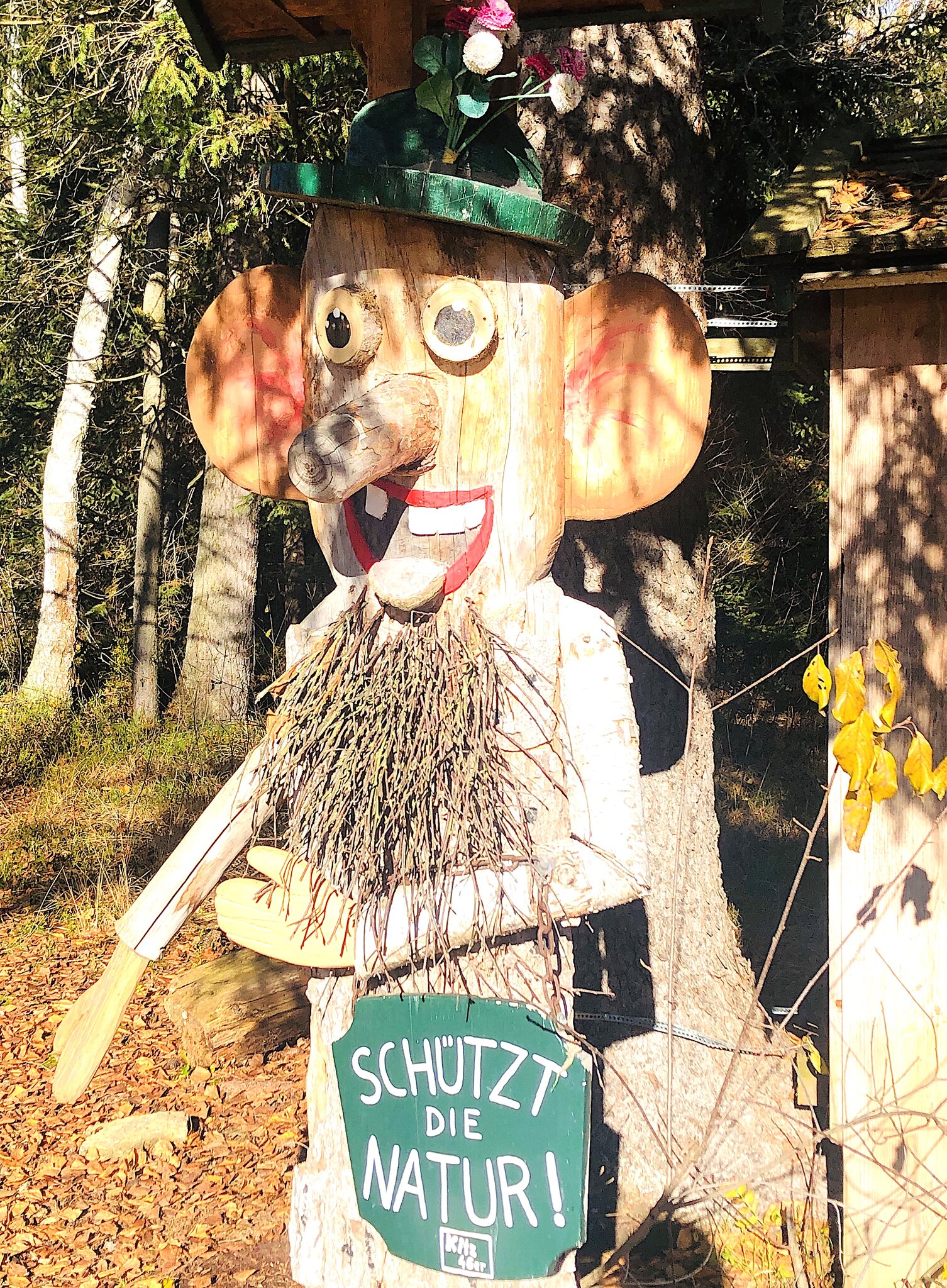 Das Naturschutz-Mandl am geschützten Schwarzsee