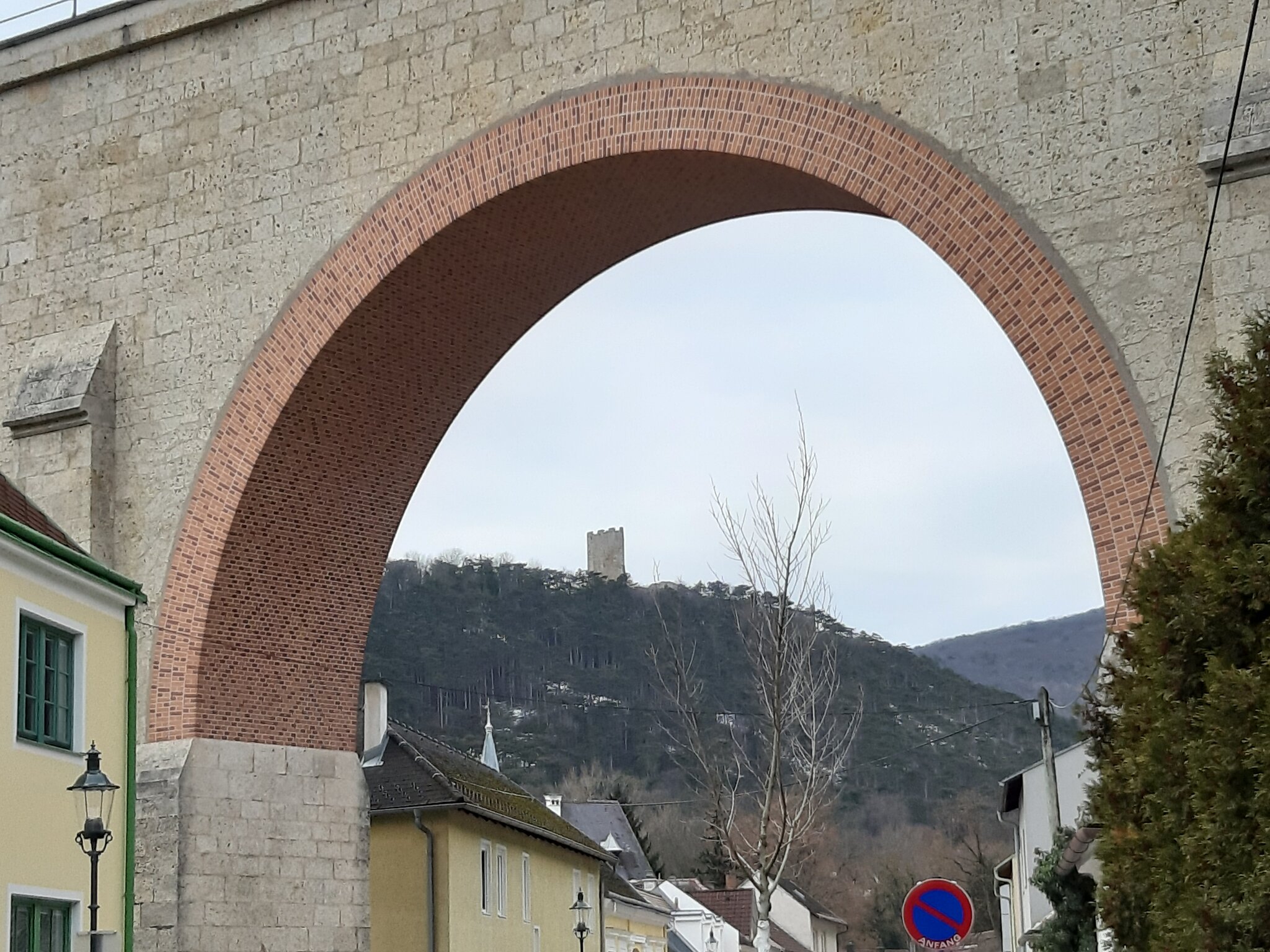 Seltener dreieckiger Turm der Ruine Raueneck