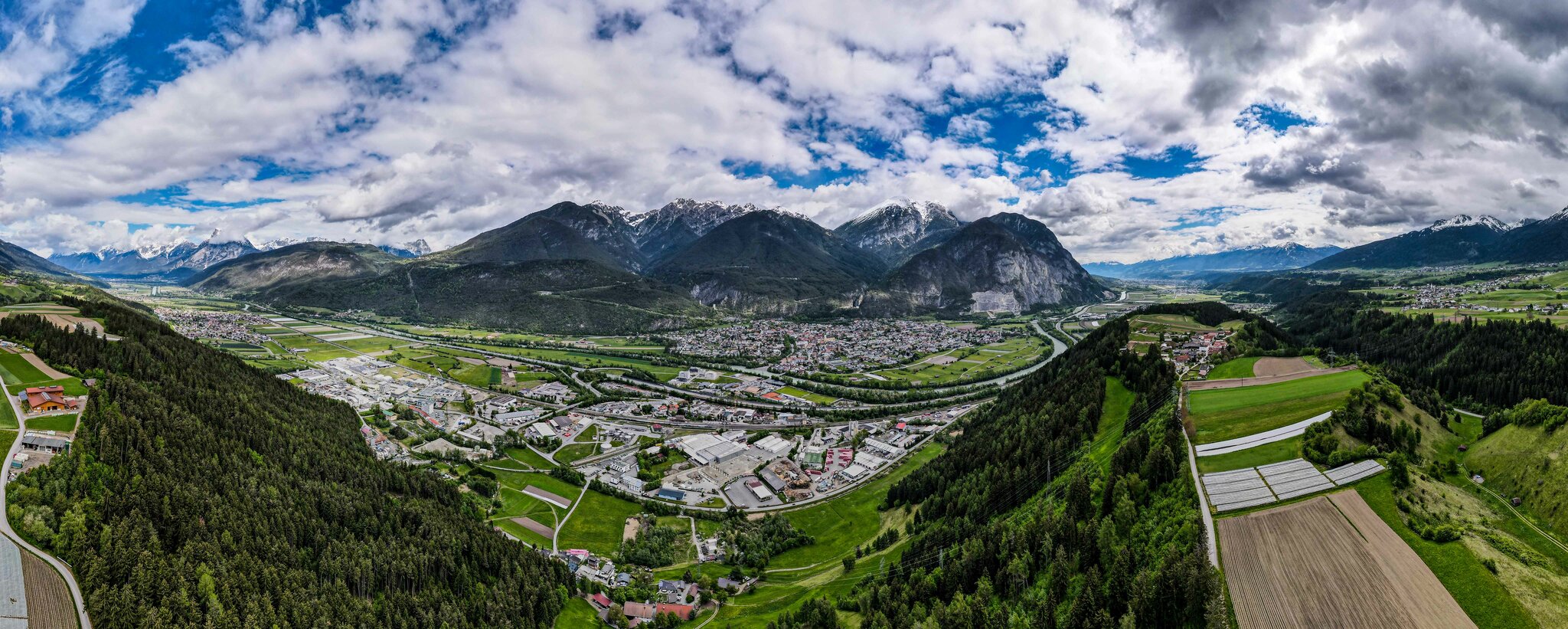 Die Marktgemeinde Zirl von hoch oben fotografiert