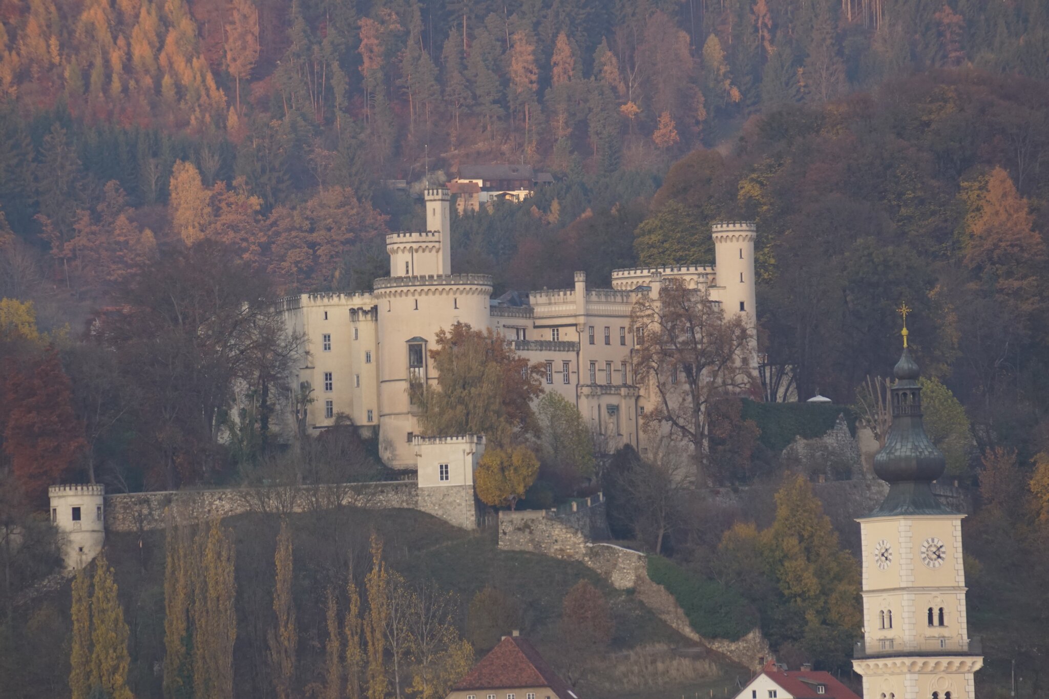 das Schloss wolfsberg im herbst