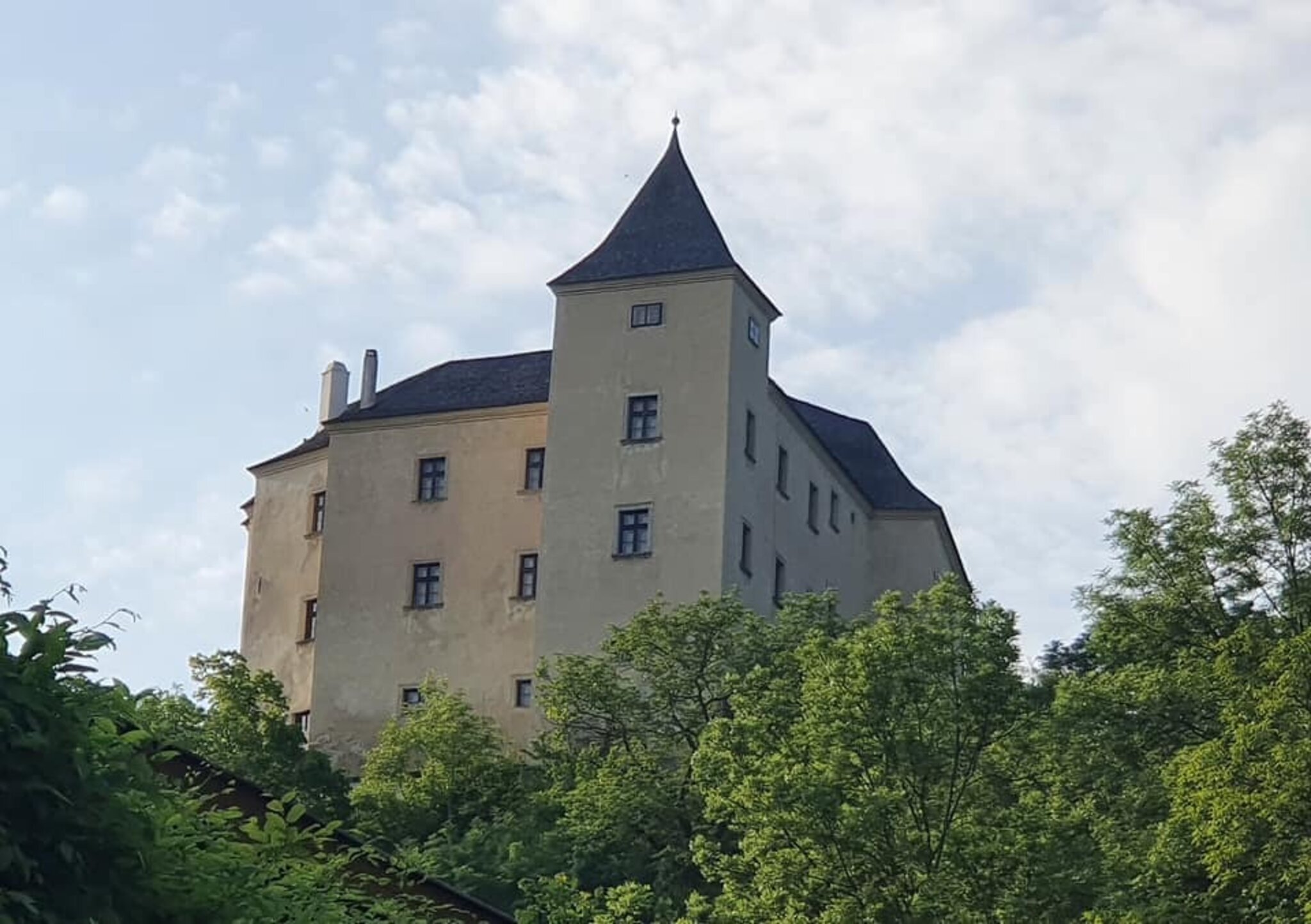 Die Burg Wildegg ist eine bei Sittendorf, südlich von Wien, gelegene ...