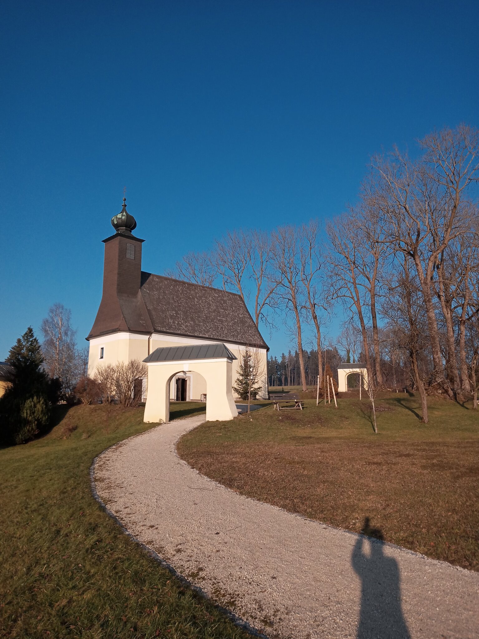 Peterskirche in Berg im Attergau mit Fotografin
