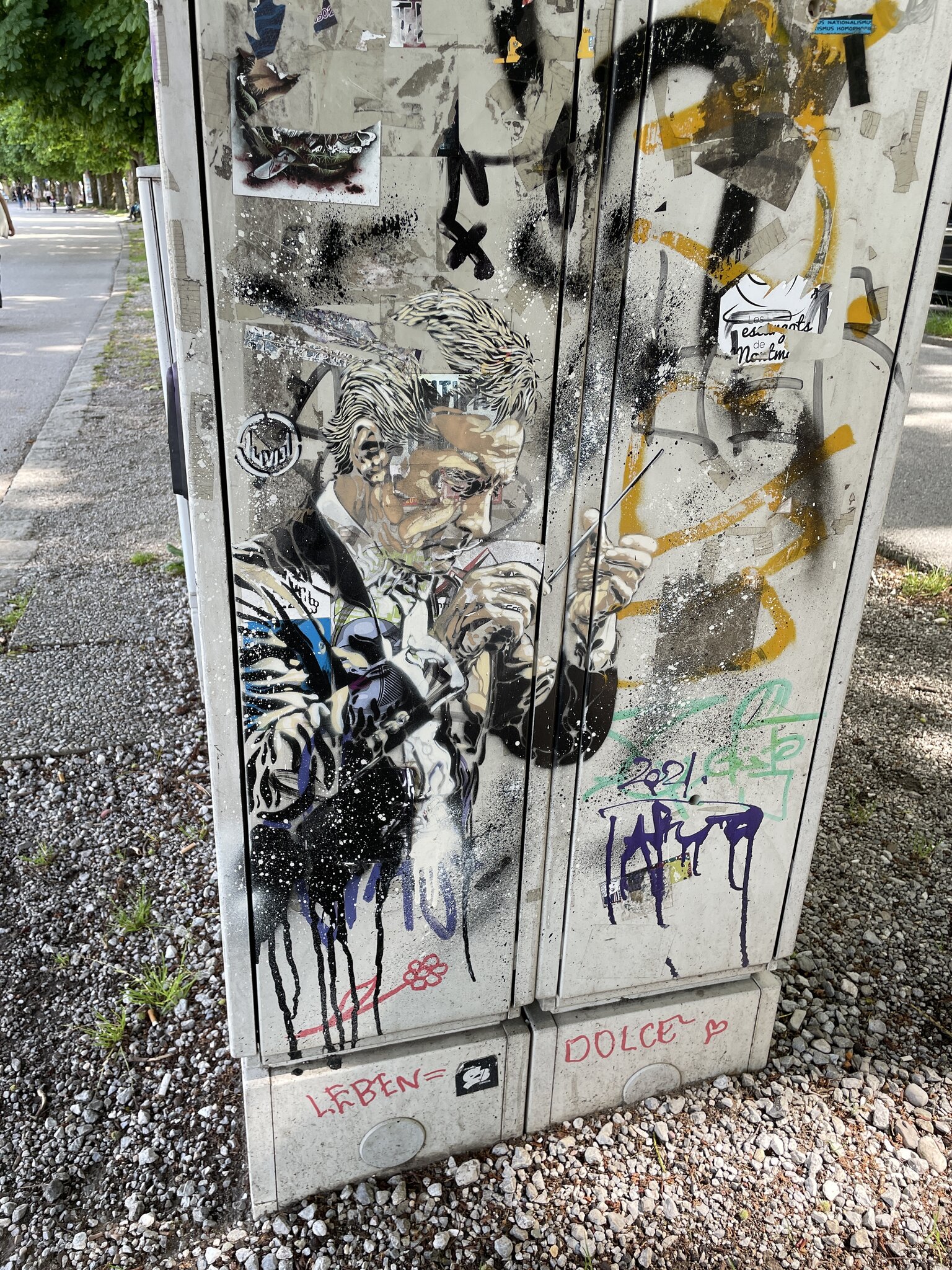 Zwischen Graffiti und bunter Farbe