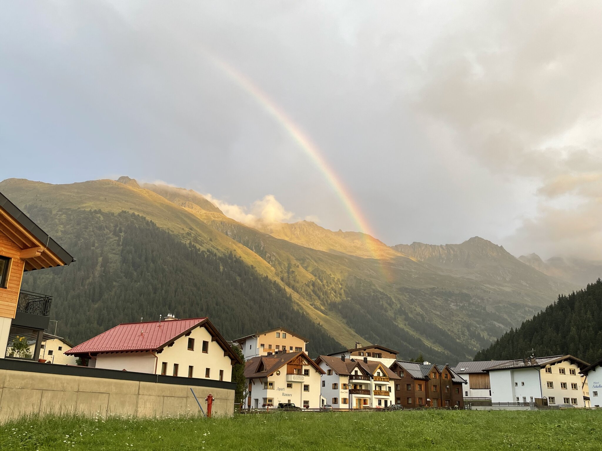 Regenbogen über dem Jamtal