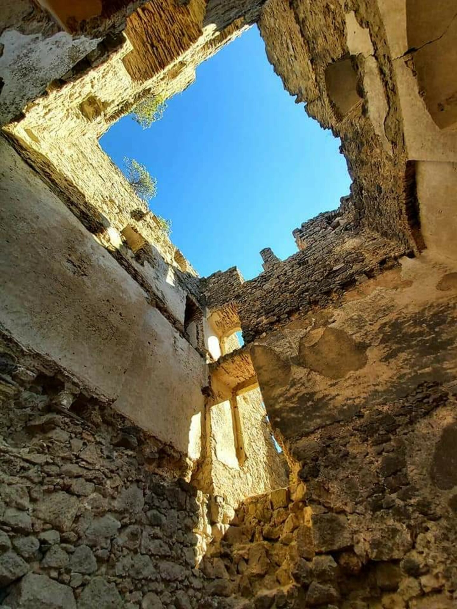 Von hohen Mauern umgeben liegt der blaue Himmel über uns