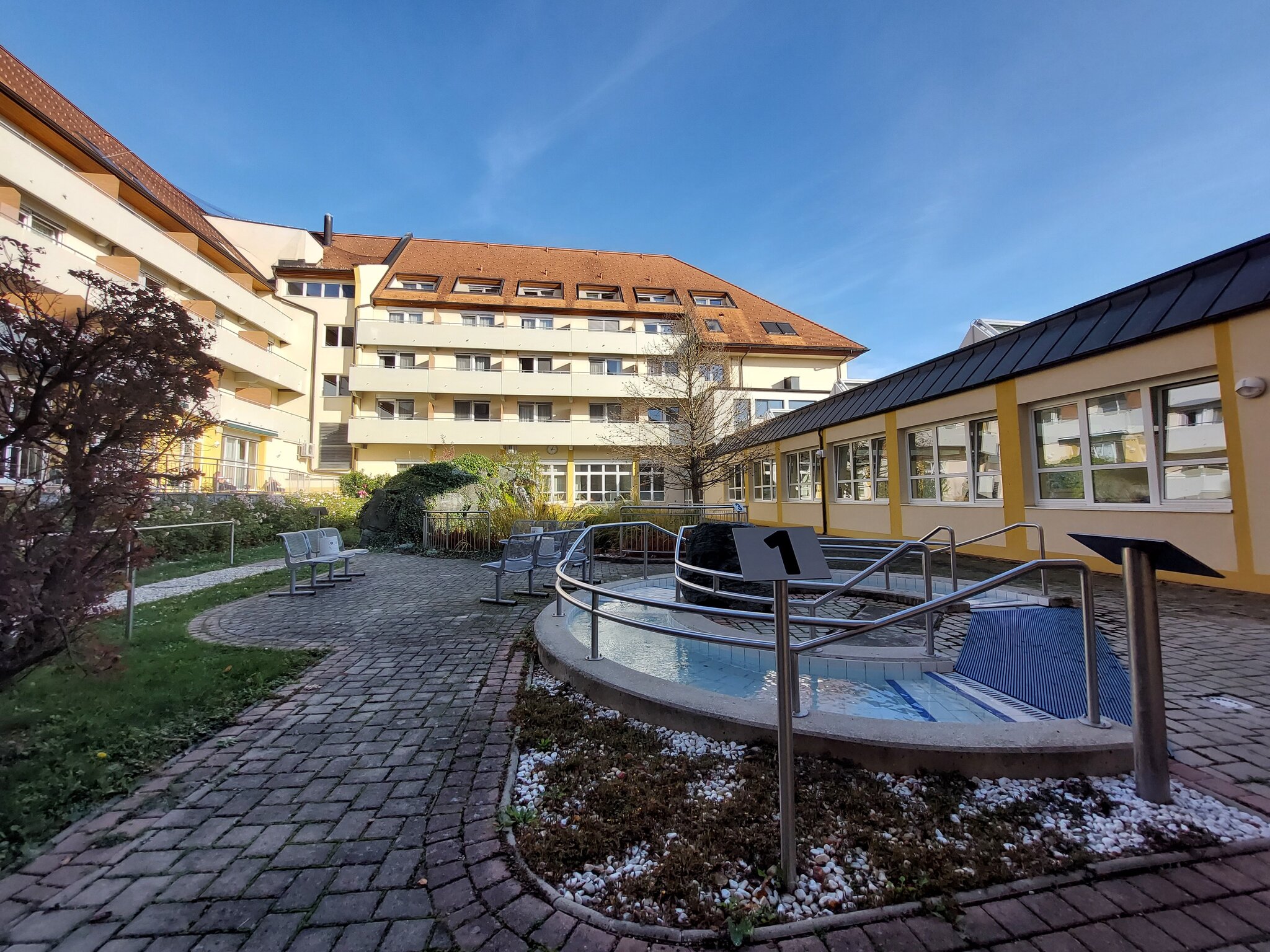 Reha-Klinik Bad Pirawarth - hier arbeiten nur freundliche und ...