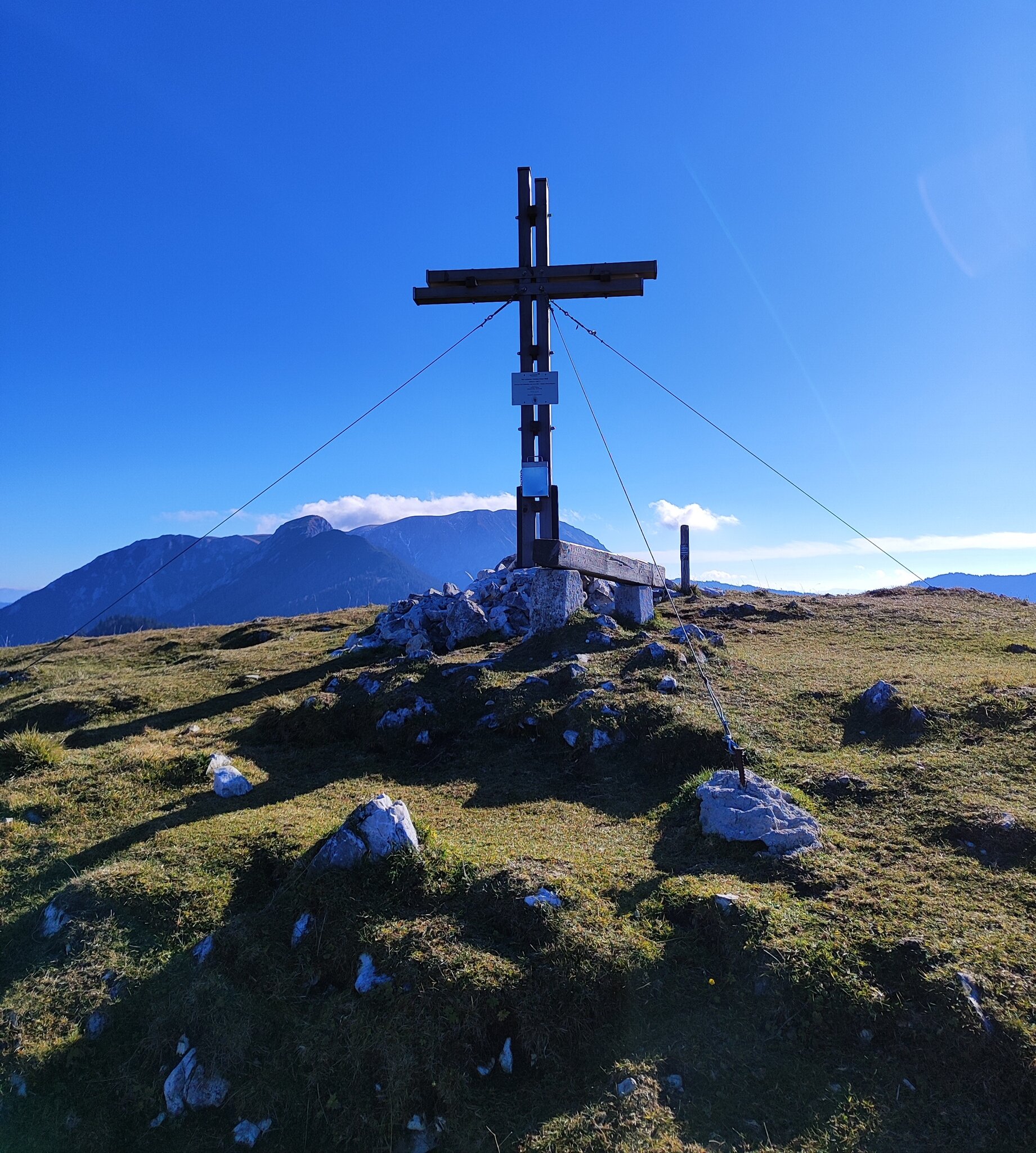 Das Gipfelkreuz auf der Wetterin (1530 hm), im Hintergrund die Hohe Veitsch