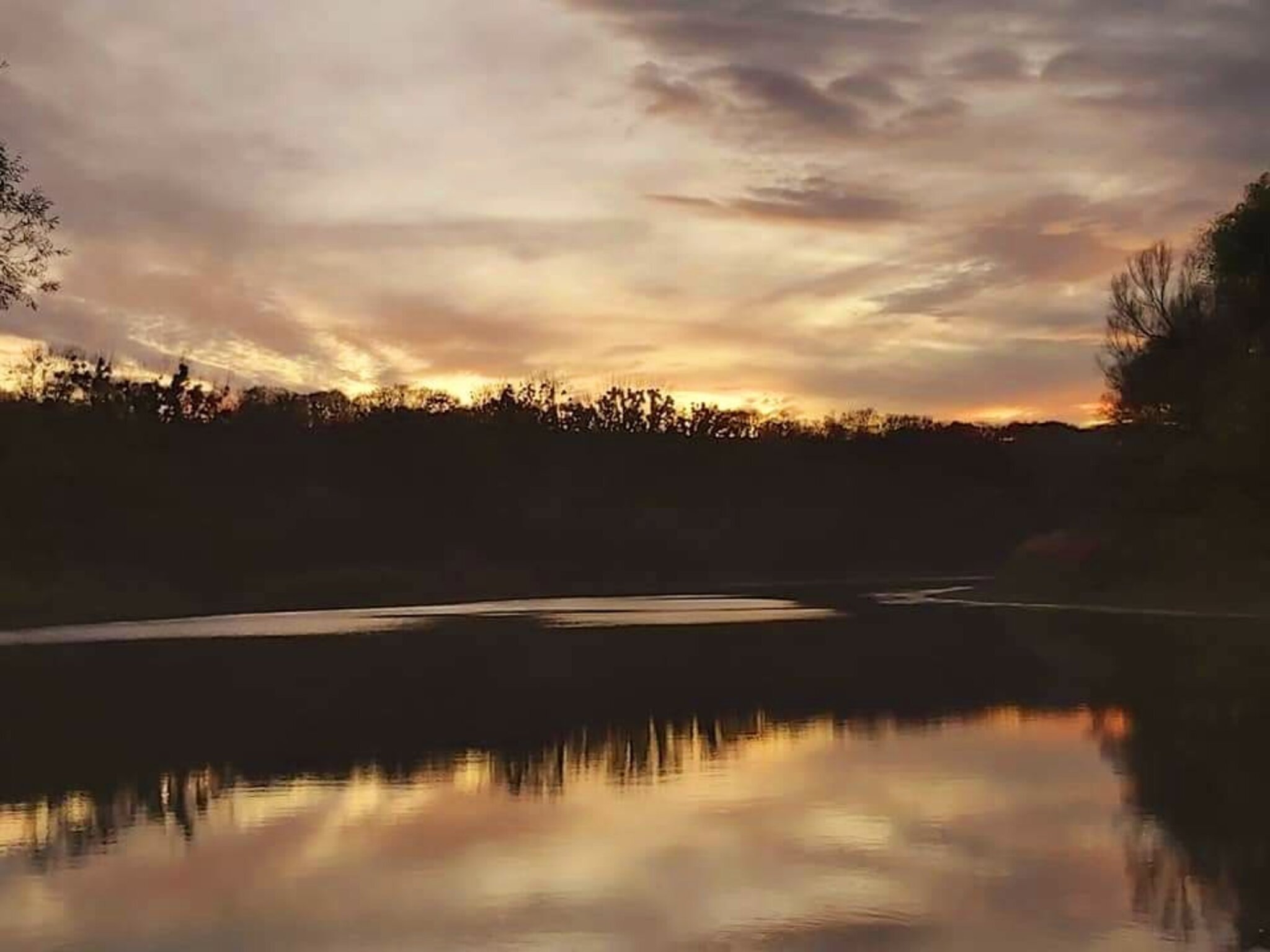Eine zauberhafte Komposition aus untergehender Sonne und der Donau