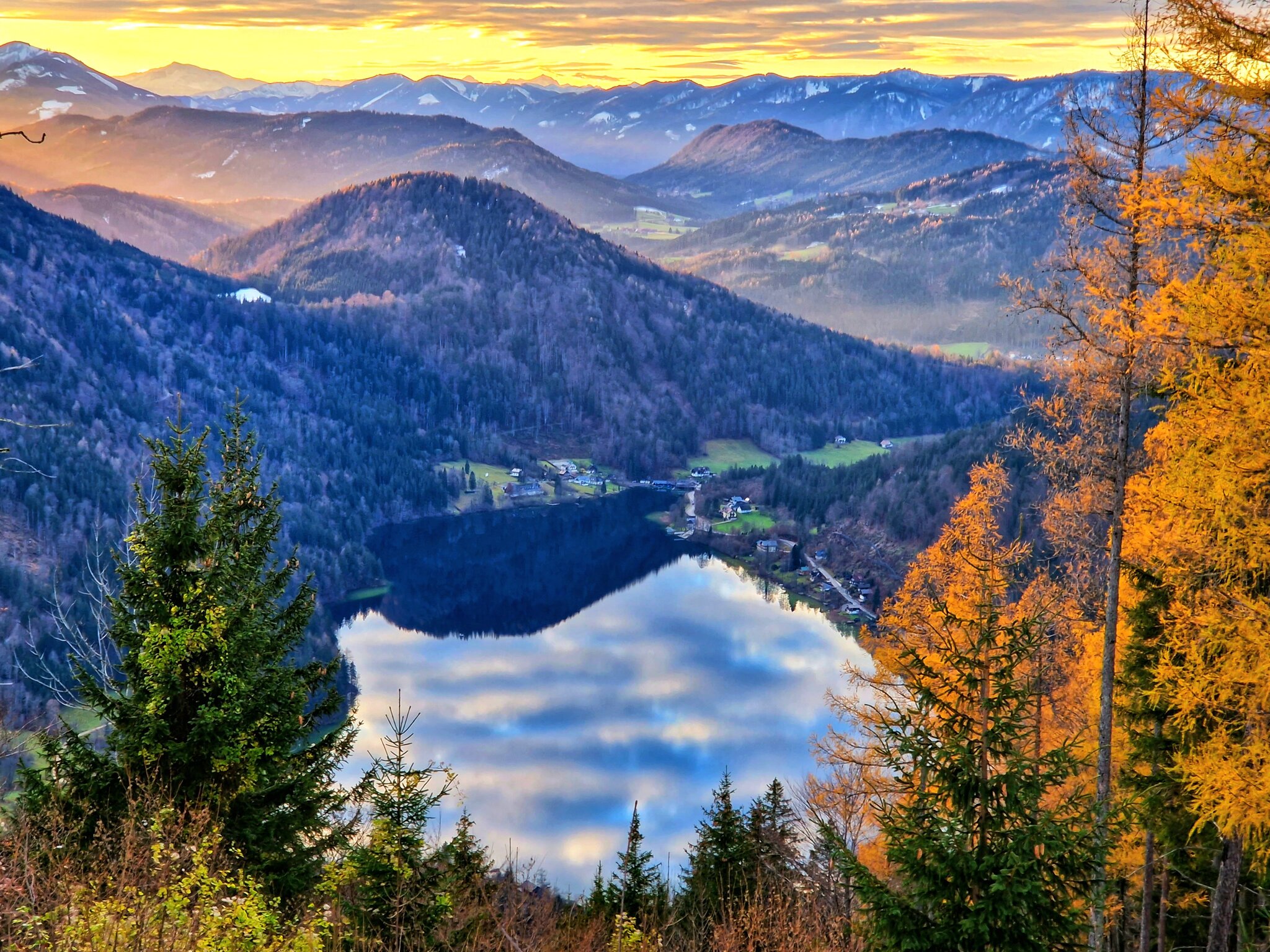 Abendlicher Blick auf den Lunzer See vom Maiszinken Gipfel aus