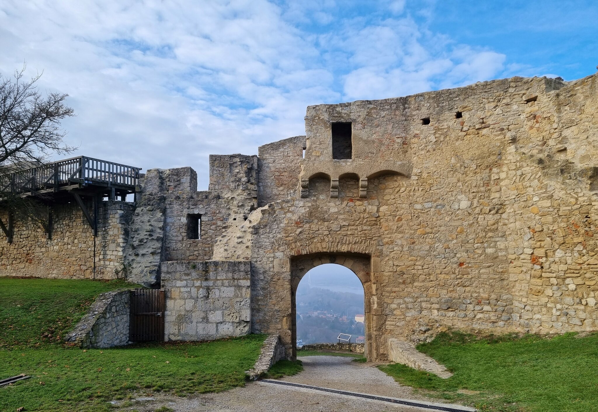 Burgfräulein, genieß die Sonne