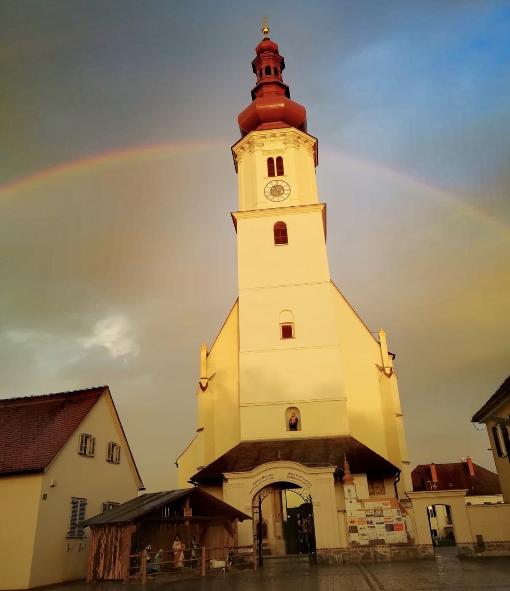 Die Pfarrkirche in Fernitz im Regenbogenglanz am 22. Dezember 2022