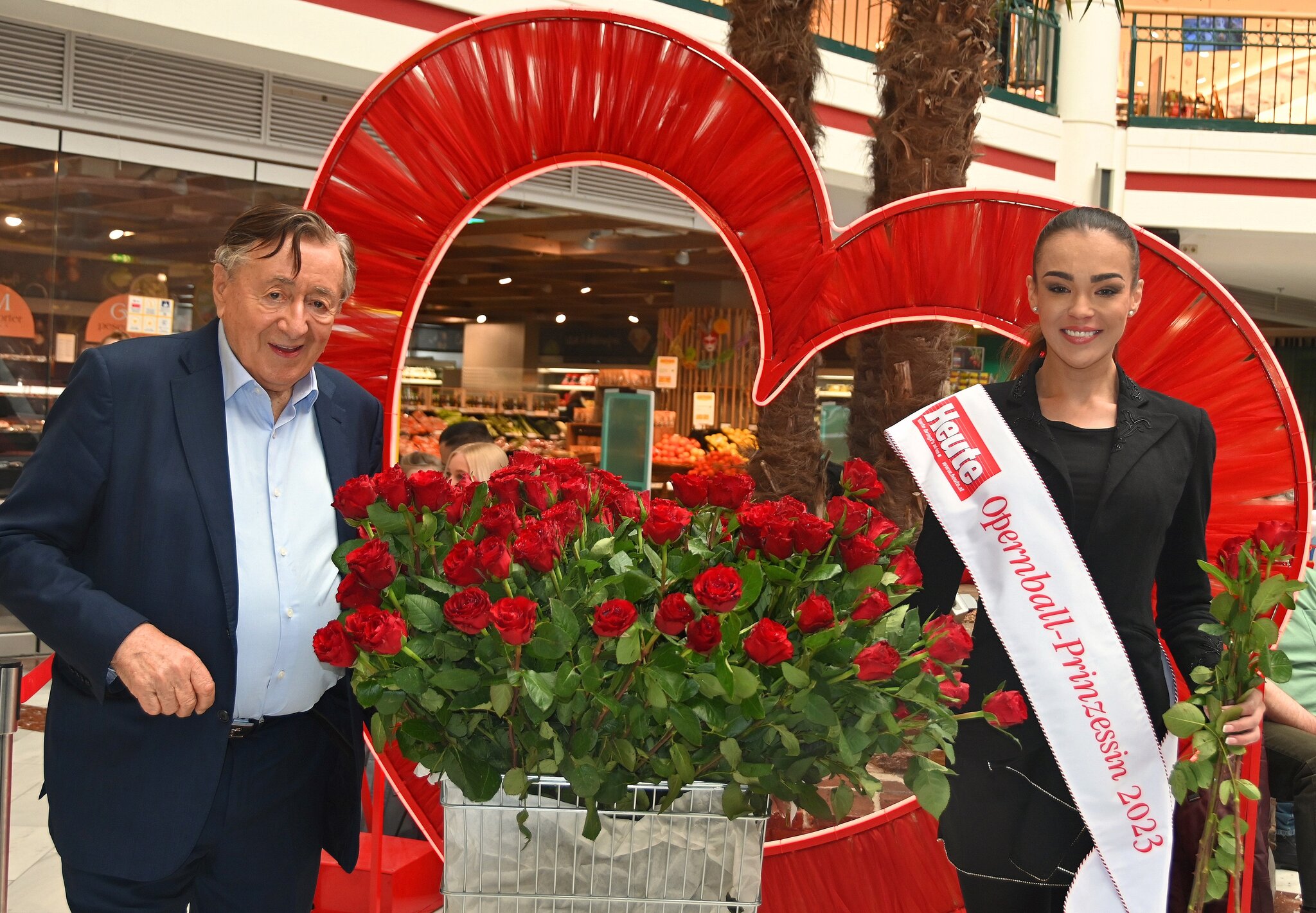 Herr Ing. Richard Lugner und Jacqueline Sappert verteilten heute rote ...