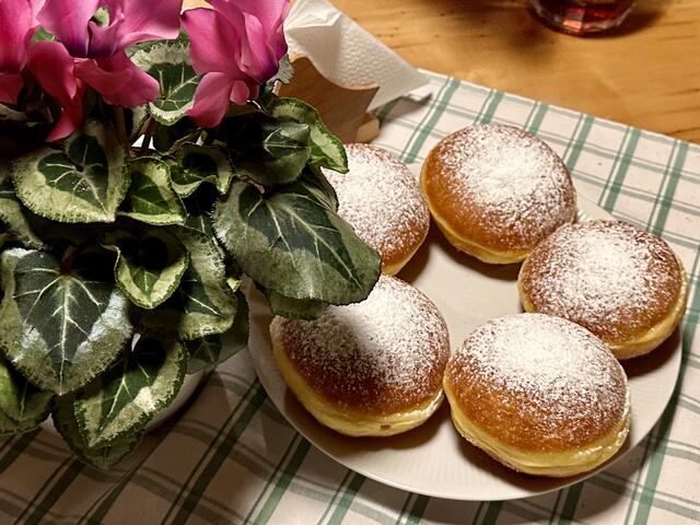 Seit vielen Jahren gehört der goldbraune Krapfen zum Fasching