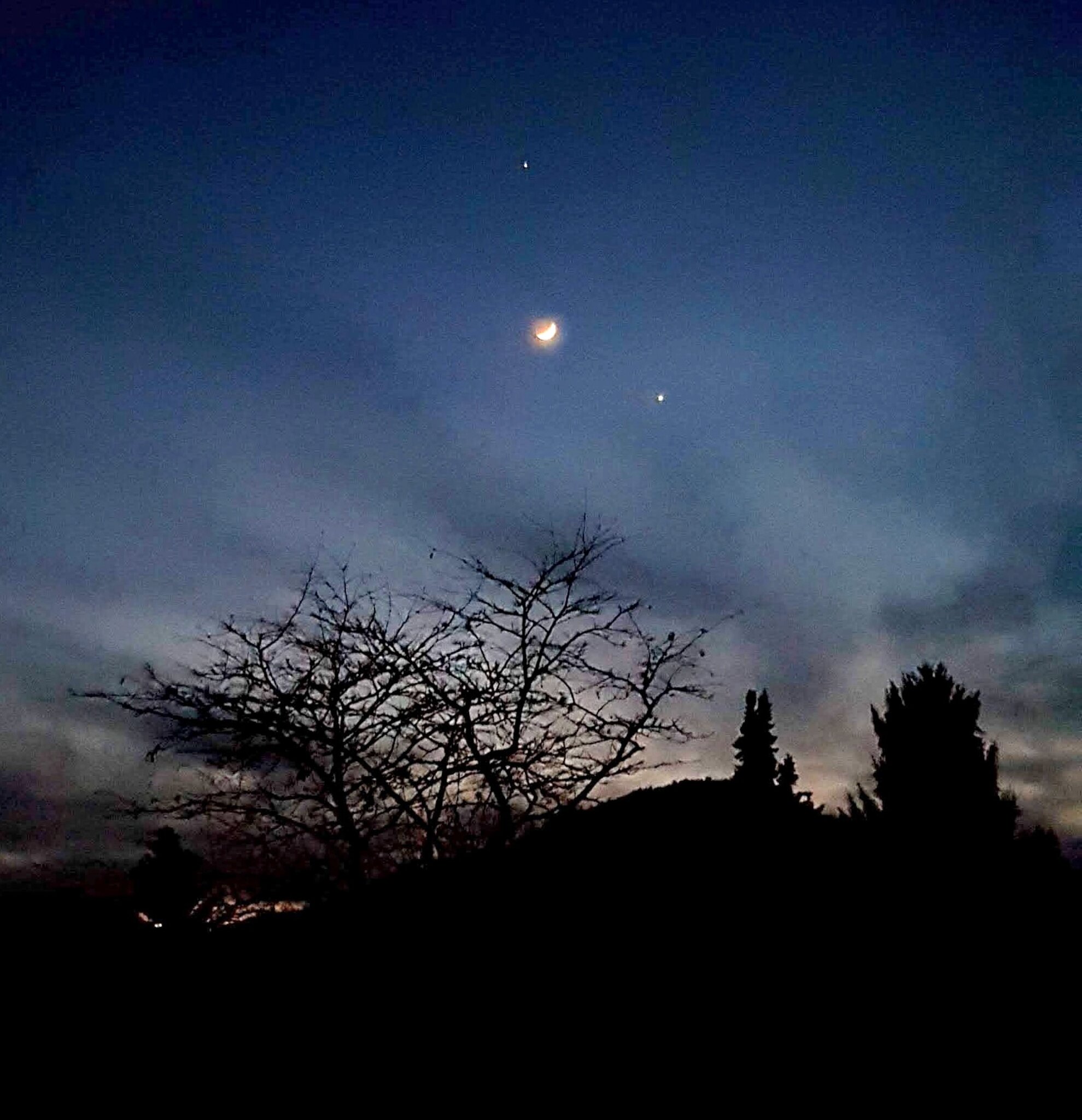 Smartphone-Aufnahme Jupiter-Mond-Venus-Konjunktion ober dem Gfieder ...