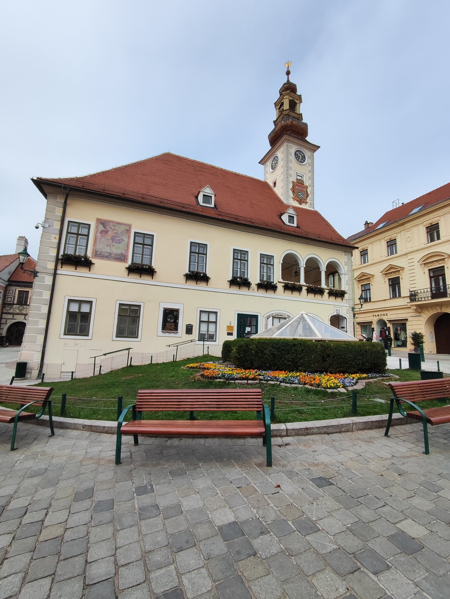 Rathaus Mödling im Frühling