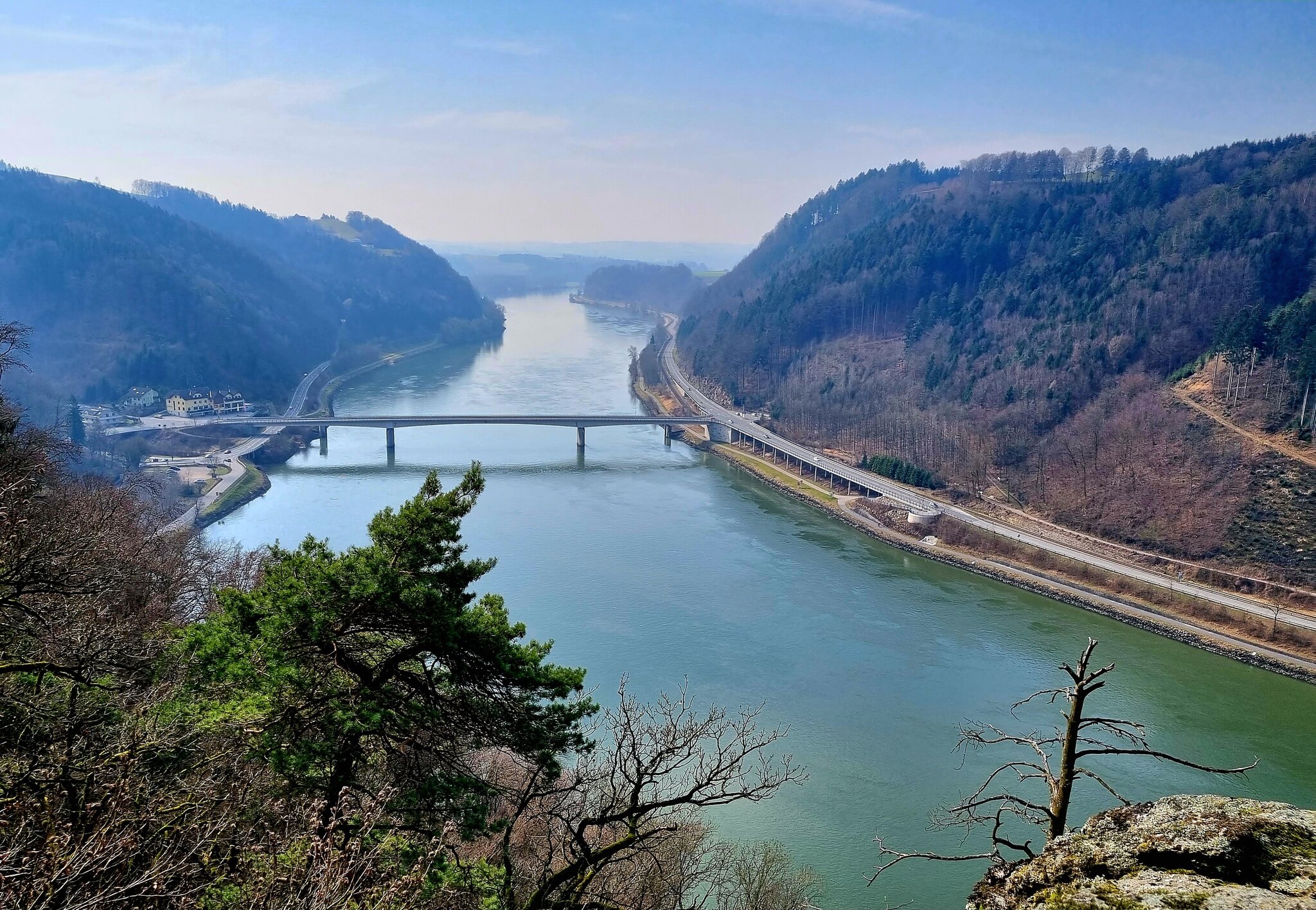 Ausblick vom Matrassteig auf die Donaubrücke bei Grein