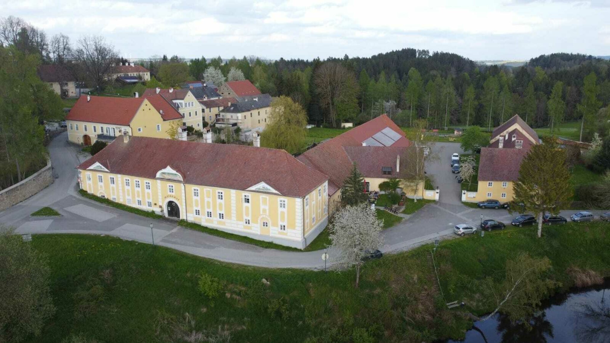 Schloß Rosenau blüht auf