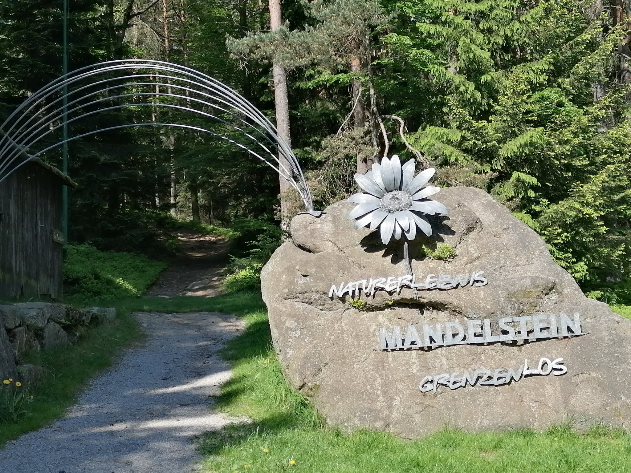 Durch das schöne Tor beginnt die Wanderung auf den Mandelstein.