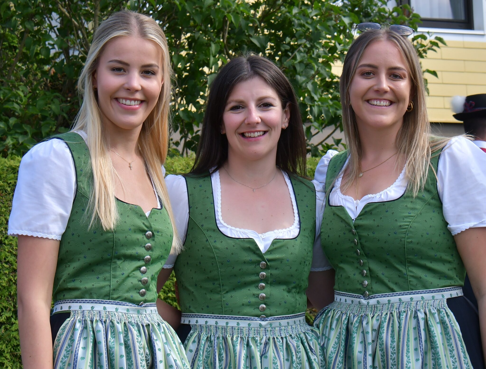 die neue Miss Austria (li) liebt es auch trachtig....