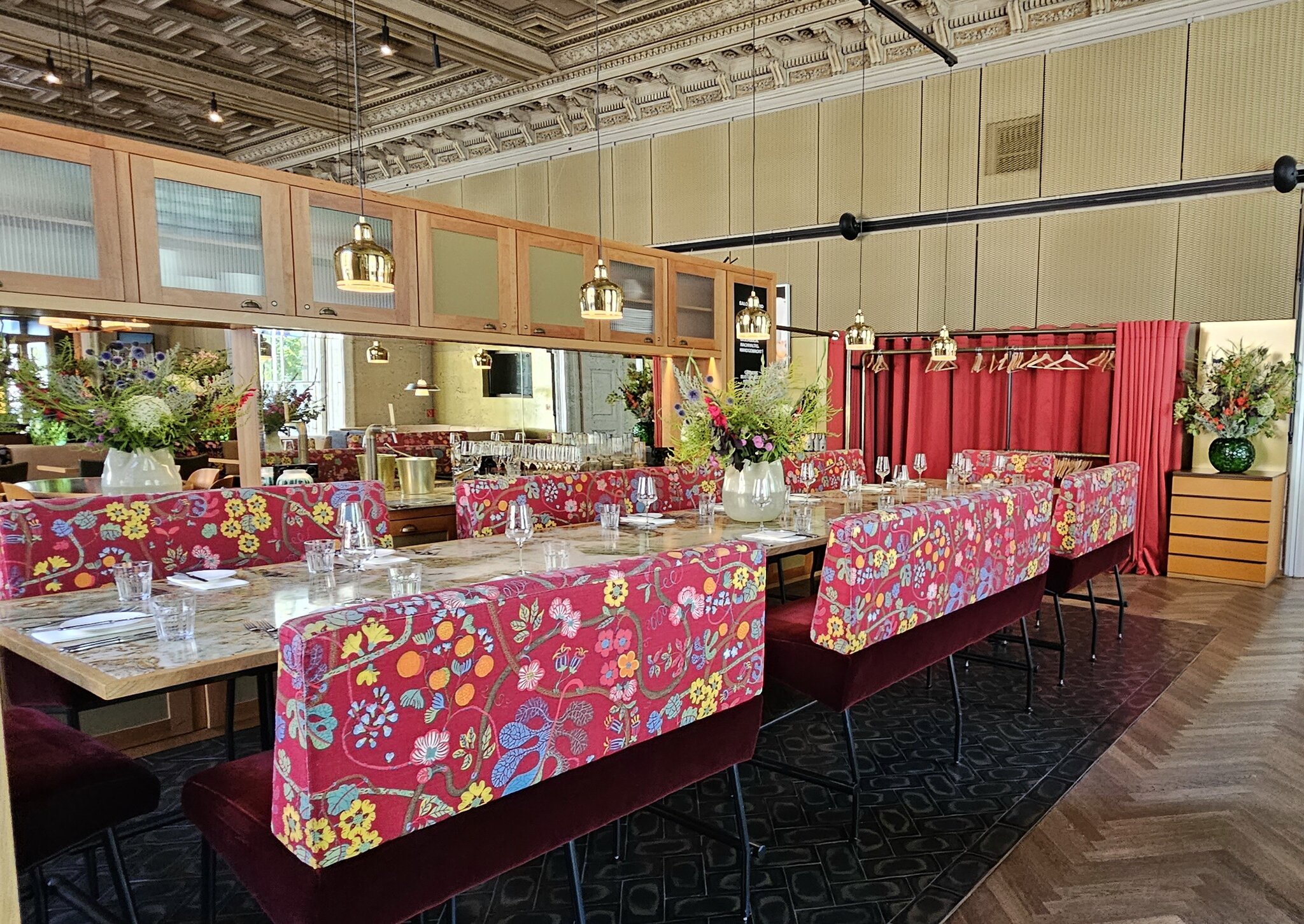 Ausgerichtete Tafel im Restaurant Salonplafond im MAK. Das Design und ...
