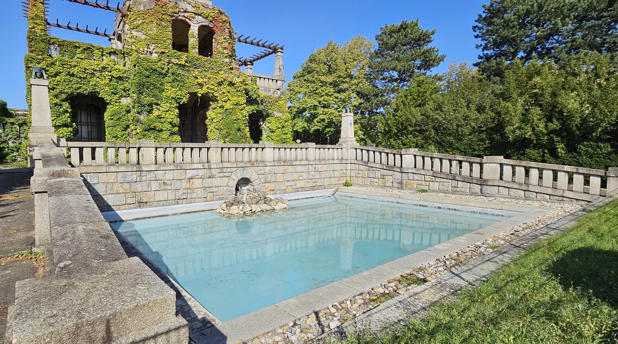 Kulturgut Hackenberg: Das Wasserschloß, es dient als Wasserbehälter der ...