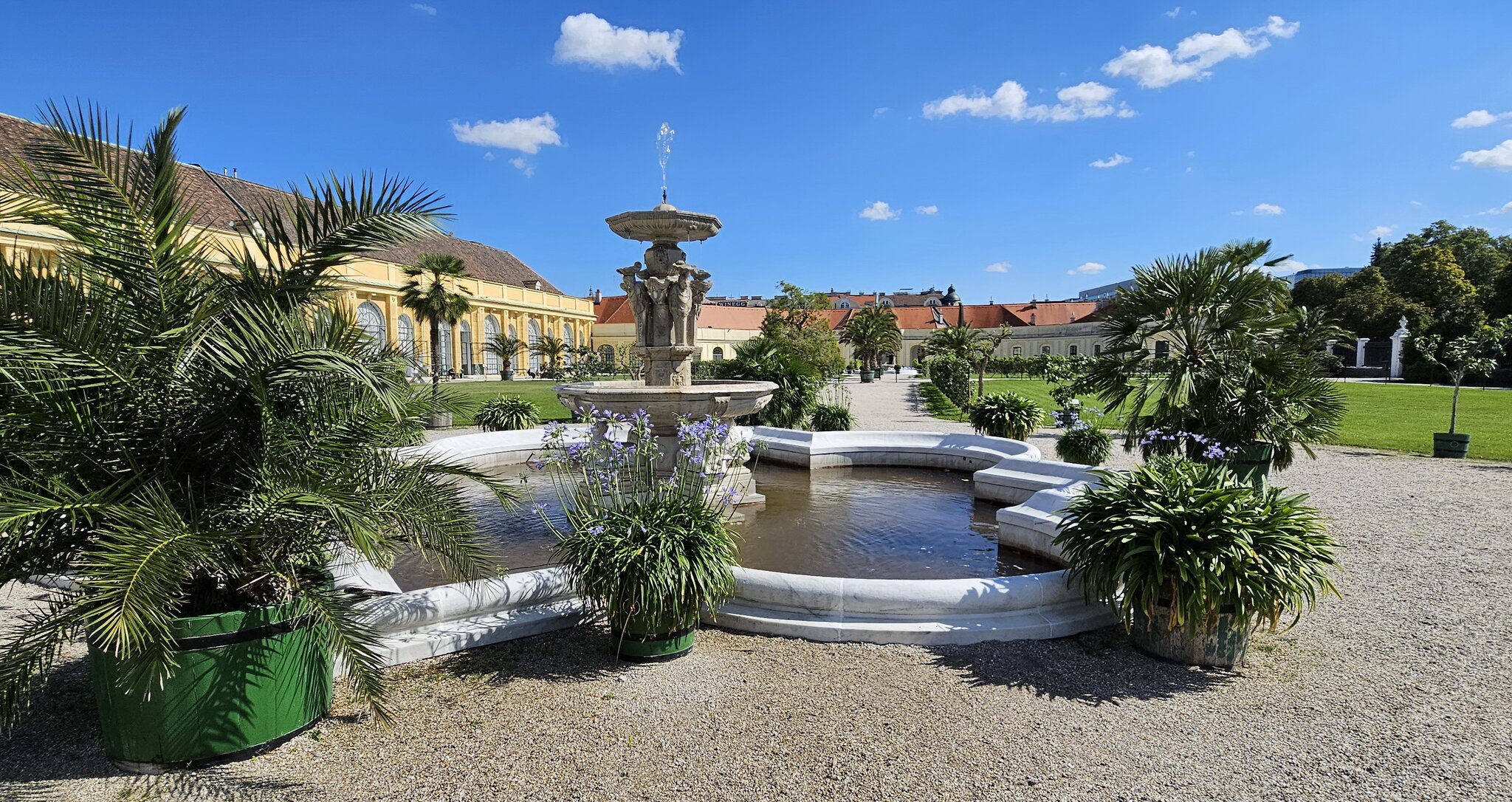 In Schönbrunn der Garten Orangerie. Mit 189 Meter Länge und zehn Meter ...