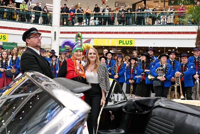 Faschings Narrenwecken mit Jacqueline Lugner in der Lugner City ! 11.11 ...