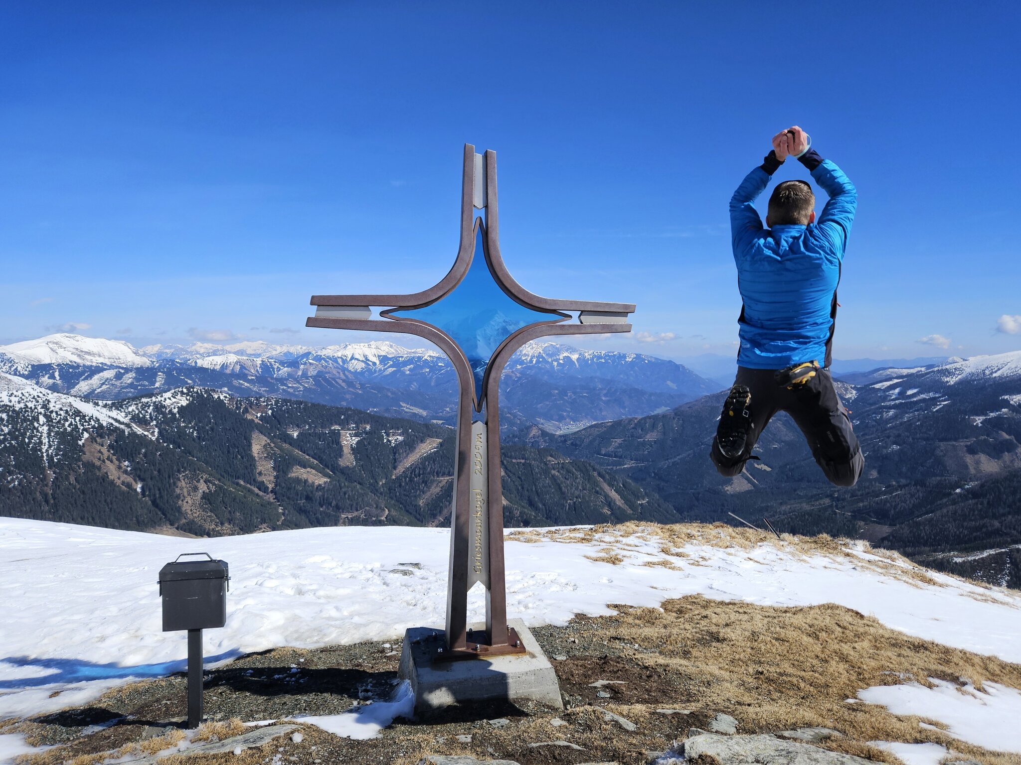 Sprung Selfie beim Gipfelkreuz Griesmoarkogel, Triebental, Hohentauern