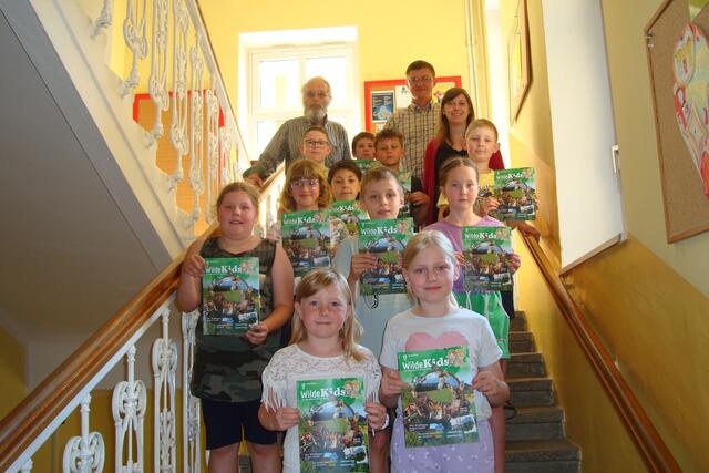 Broschüren "Wilde Kids" übergeben