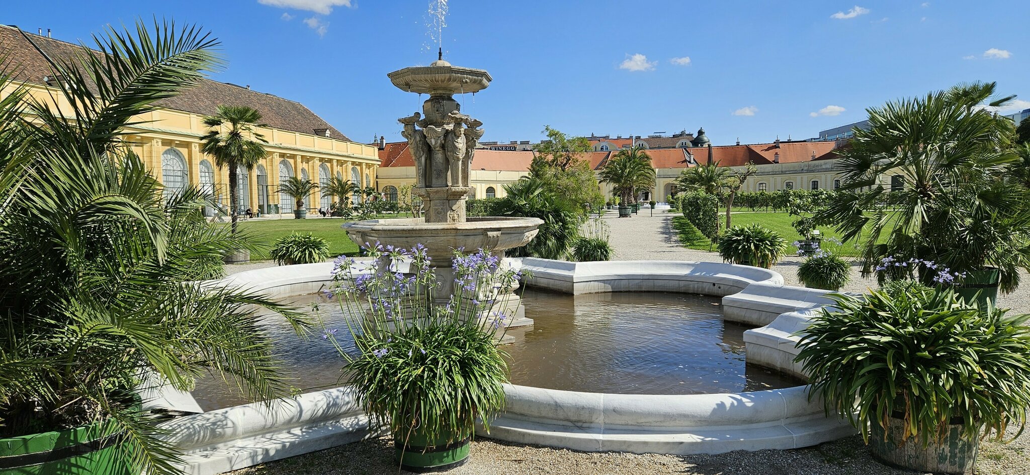 Die Orangerie in Schönbrunn. Mit 189 Meter Länge und zehn Meter Breite ...