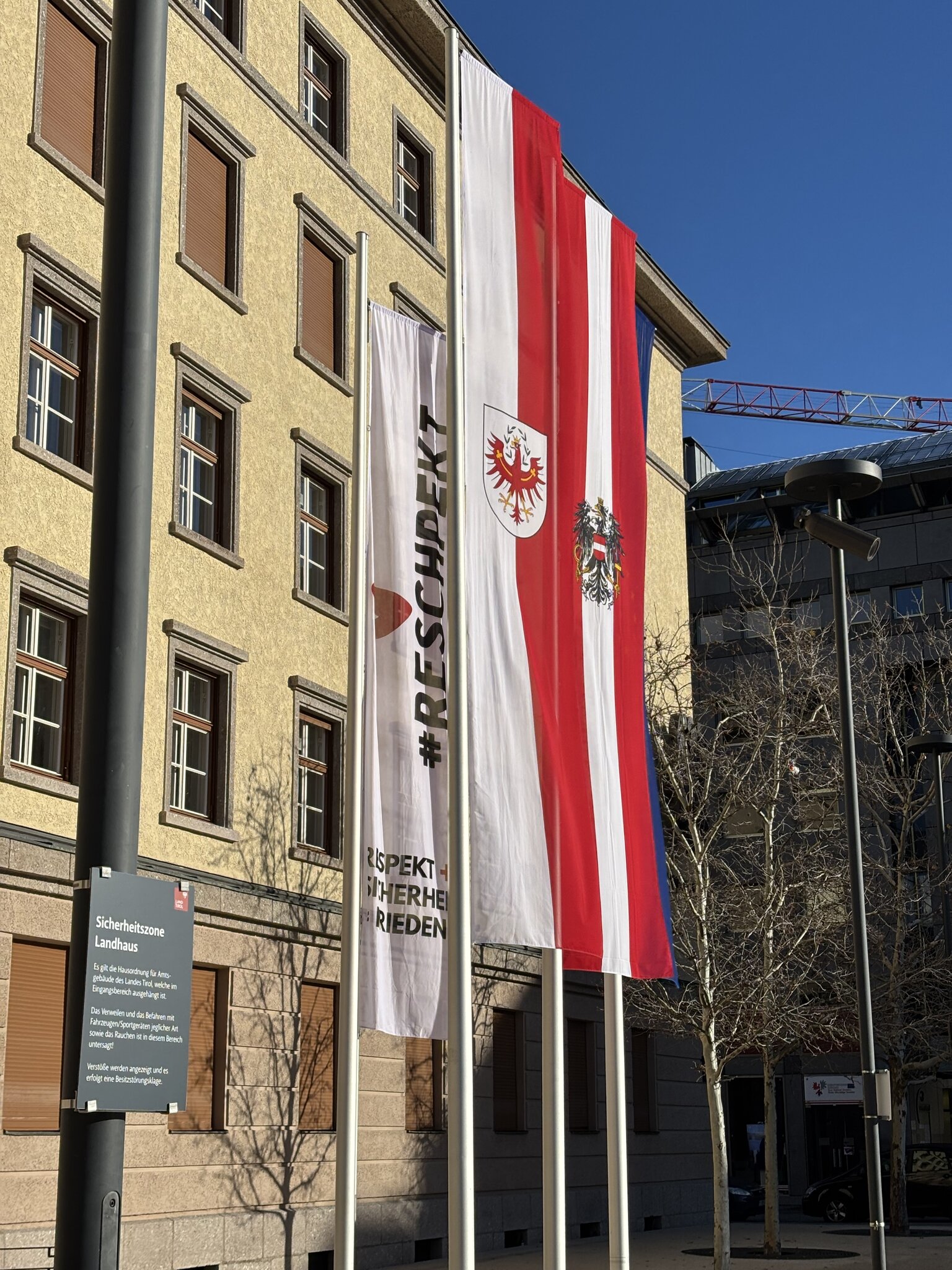 Die Fahnen am Landhausplatz in Innsbruck