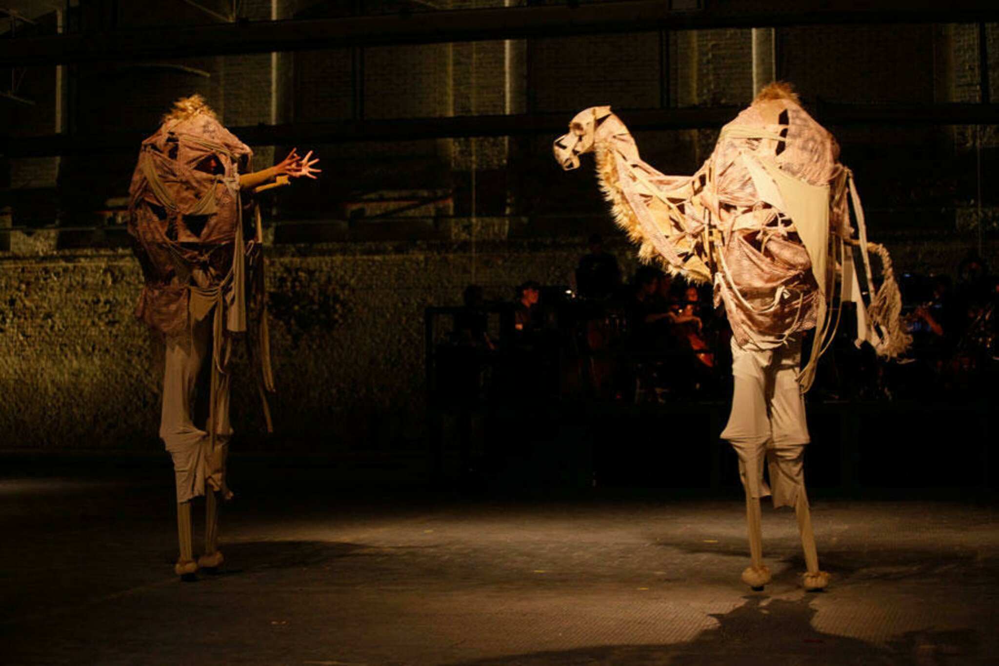 sirene Operntheater 2011: DAS KAMELWUNDER - Stelzengängerinnen Isabel ...