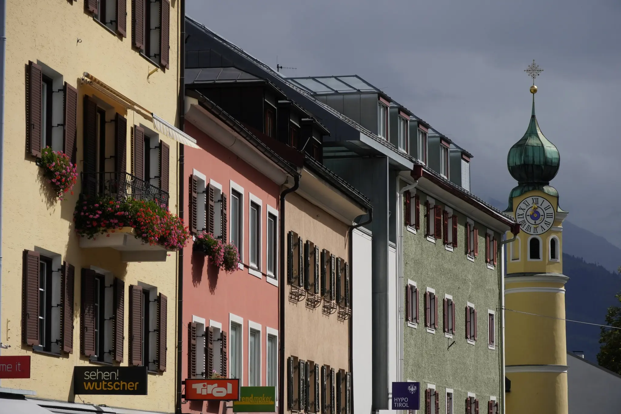 AM LIENZER HAUPTPLATZ. Ein Regenschauer zieht ab so lässt es sich ...