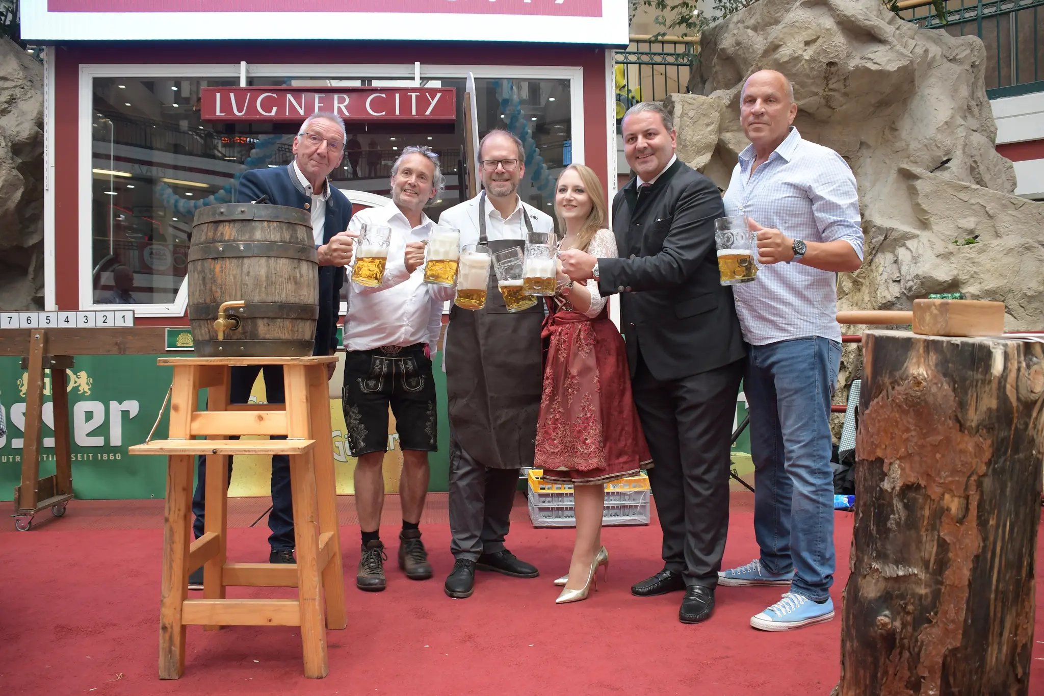 "O’zapft is!" - in der Lugner City