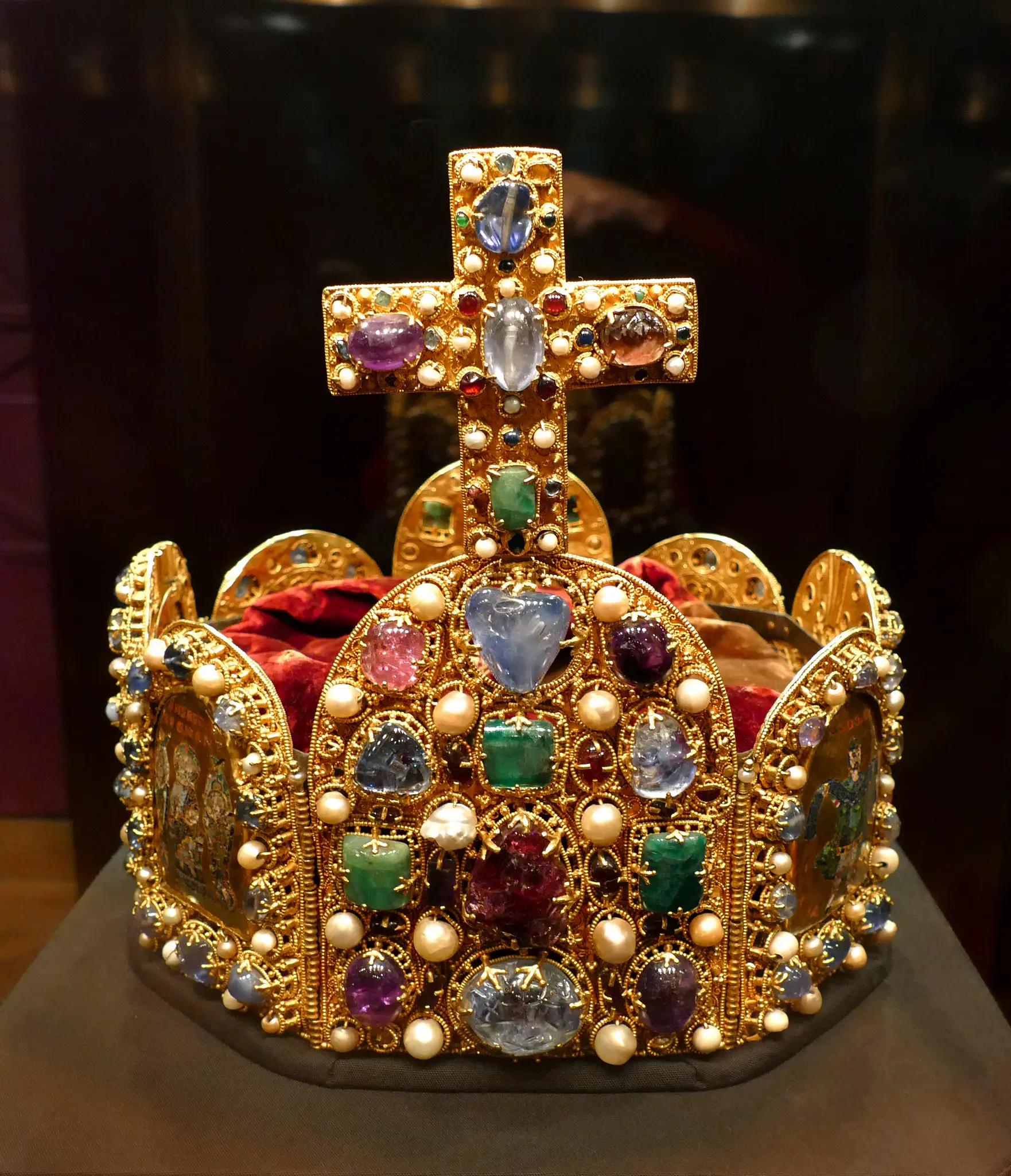 Passt gut auf die " REICHSKRONE " auf ! ( Louvre kann überall sein )