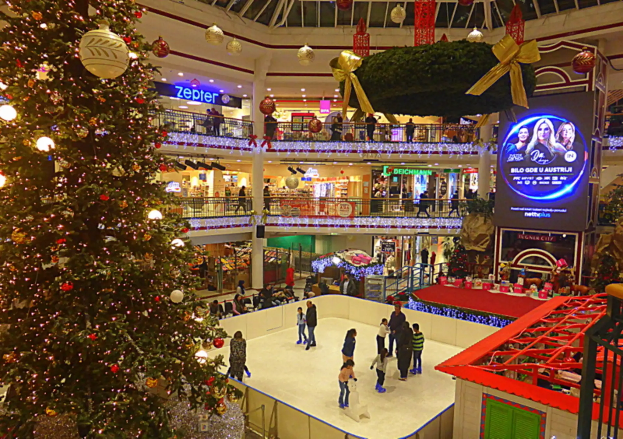 Weihnachts - Stimmung in der Lugner City 🎄 🌟🎄