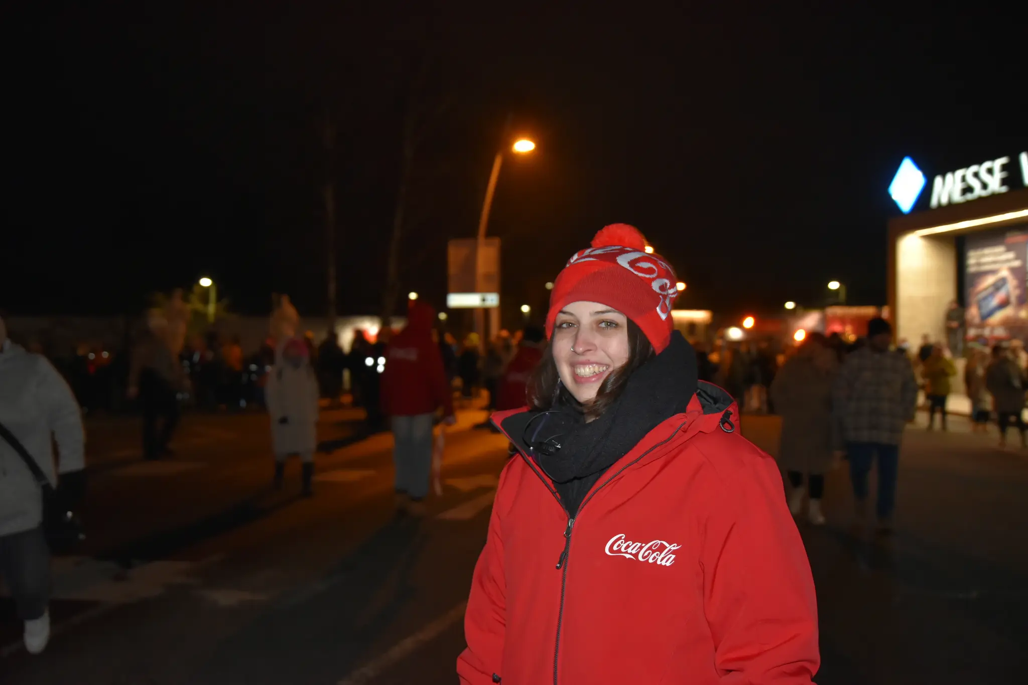 Coca Cola Security Dame Lächelt in die Kamara
