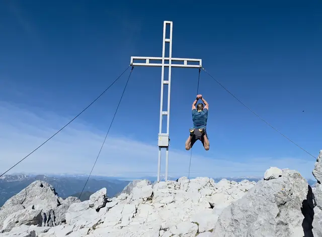 Sprung Selfie Gipfelkreuz Hochtor, Gesäuse