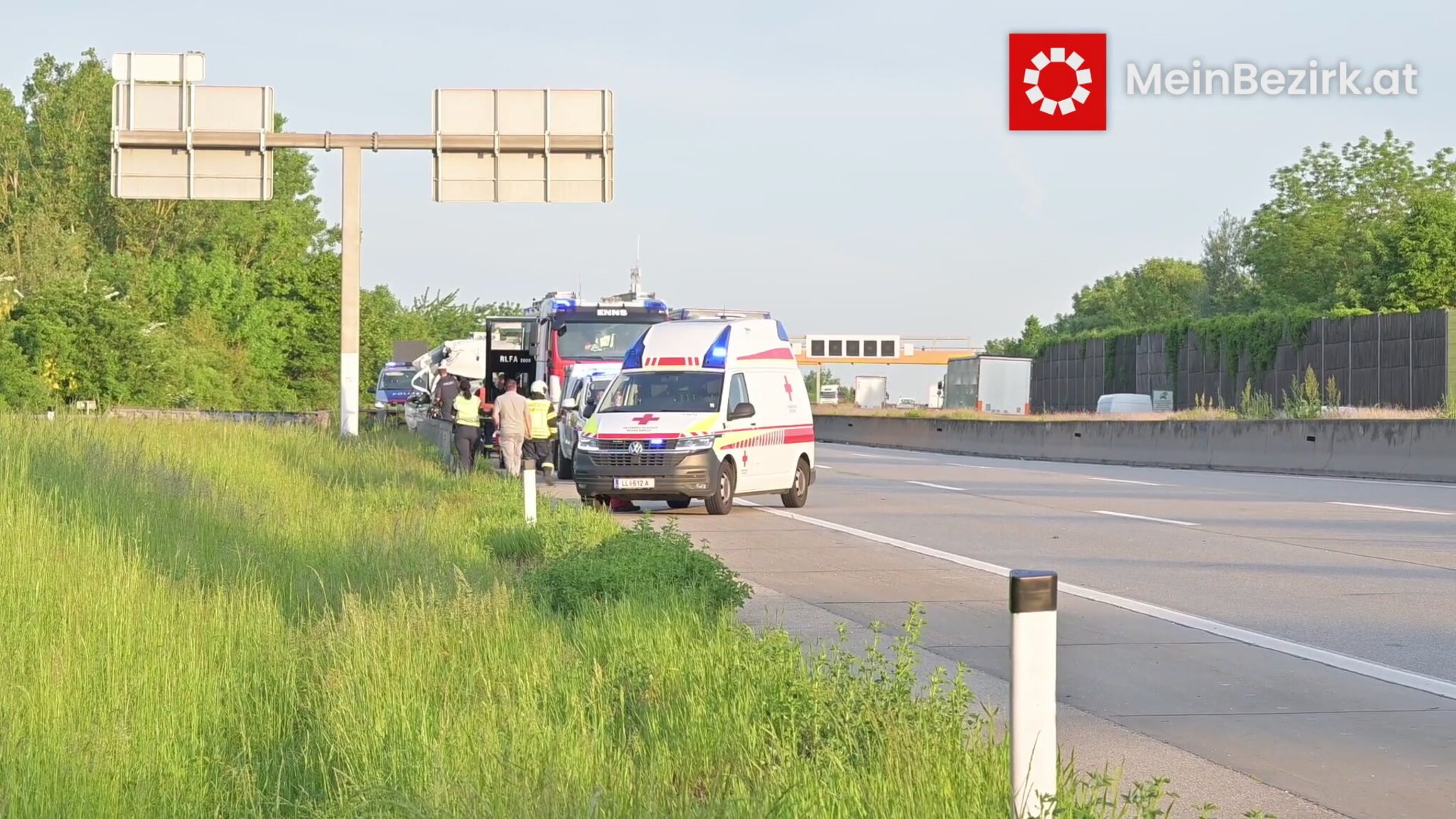 Unfall auf der A1: Enns Ost: Kleinbus prallte gegen Lastwagen - Enns