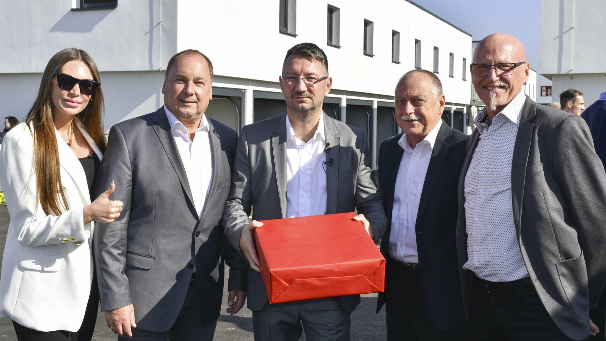 Eröffnung in Gralla: Hunderte Fans gingen Susi und Walter Temmer ...