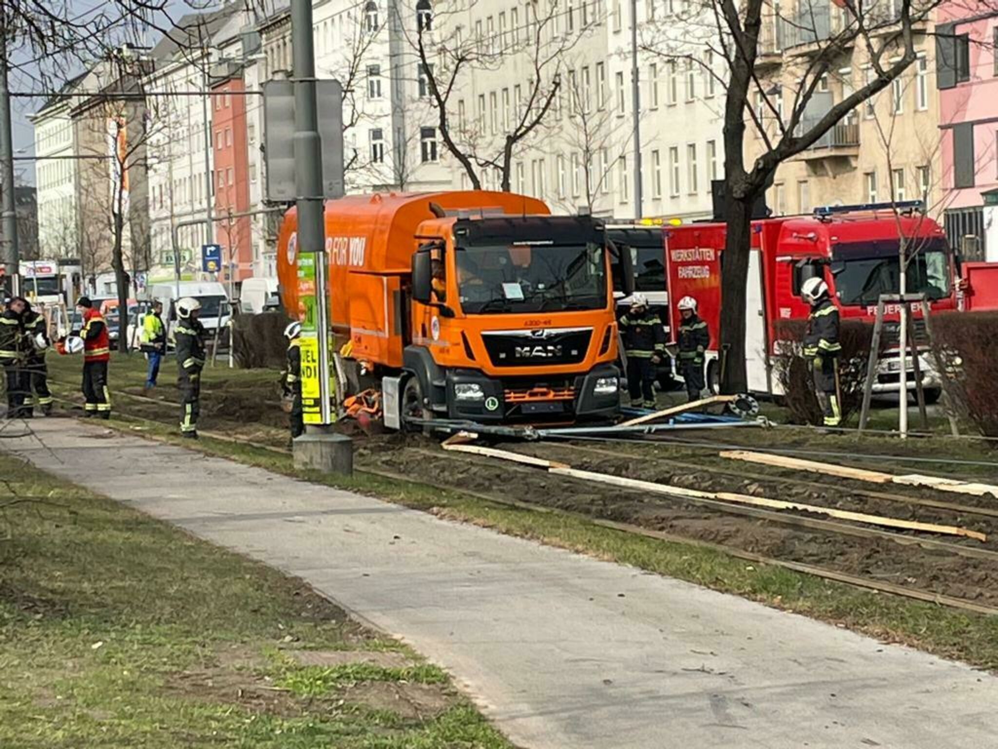 Landstraße: MA 48-Lkw steckt auf Grüngleisen fest und sorgt für Bim ...