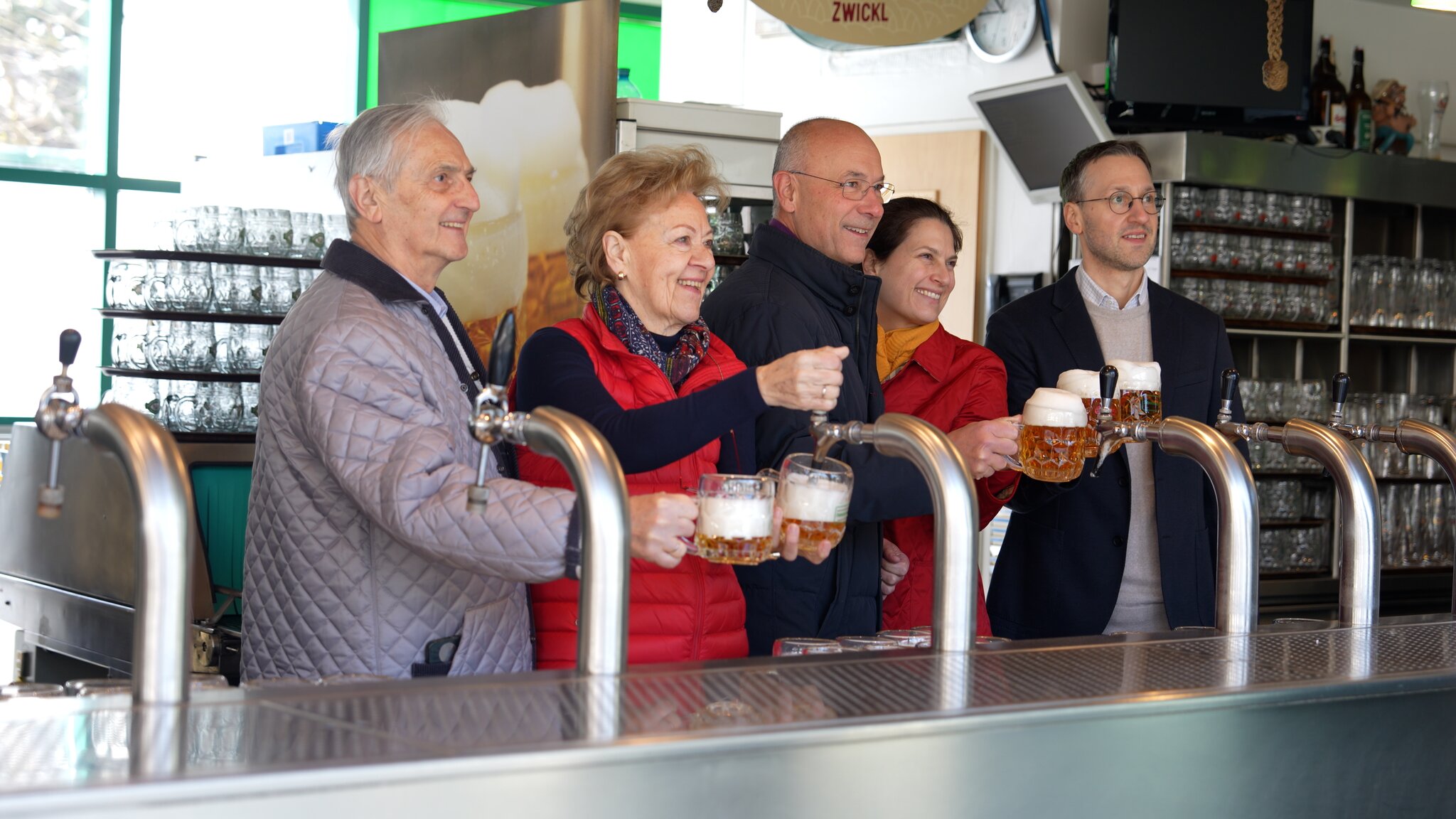 Großer Andrang: Das Schweizerhaus ist eröffnet und startet in die neue ...