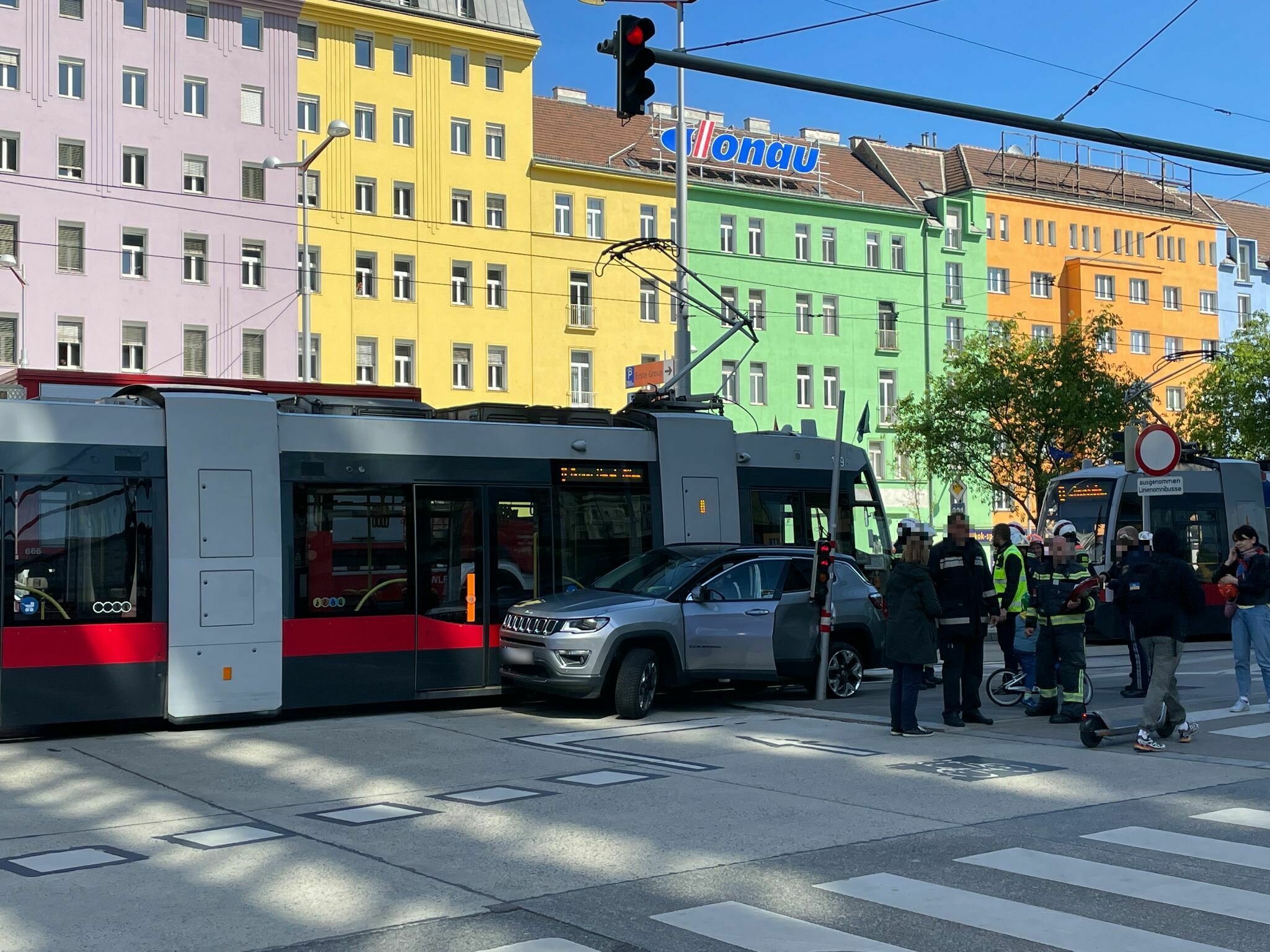 Unfall in Wien: SUV kollidiert mit Straßenbahn und bleibt eingeklemmt ...
